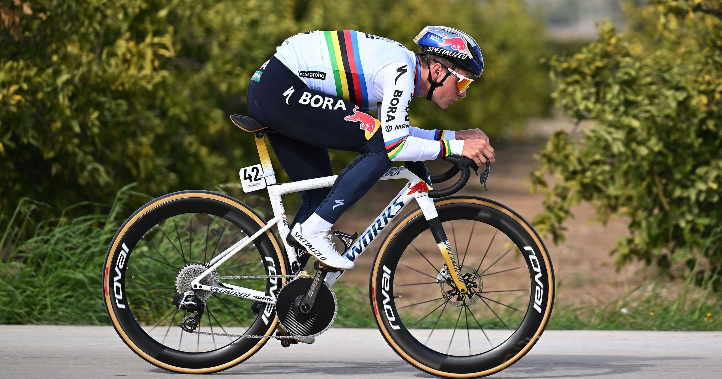 Remco Evenepoel stürmt im Sturm zum Zeitfahrsieg bei der Valencia ...