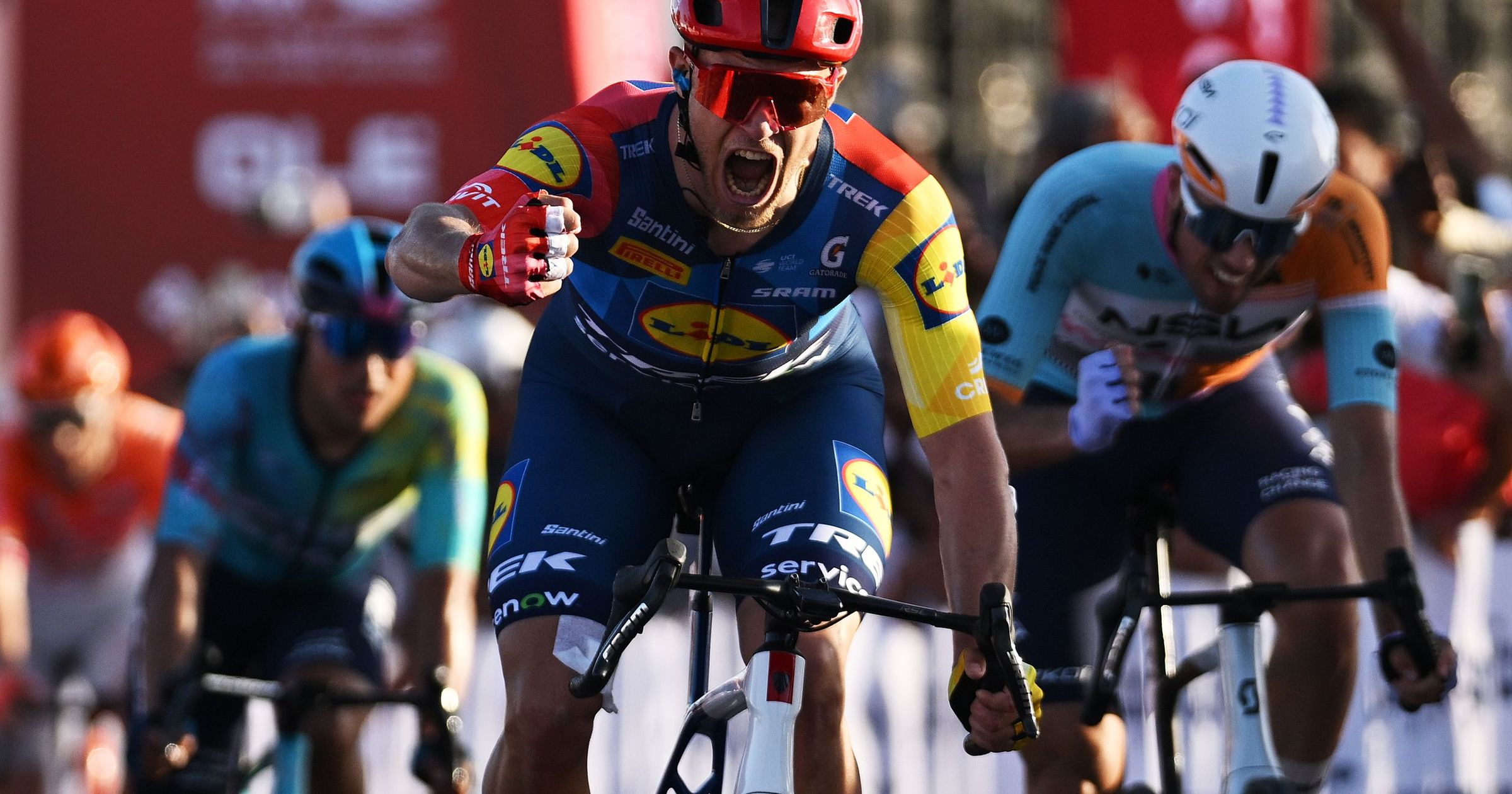 Jonathan Milan sprint naar eerste seizoenszege in UAE Tour - Vroege ...