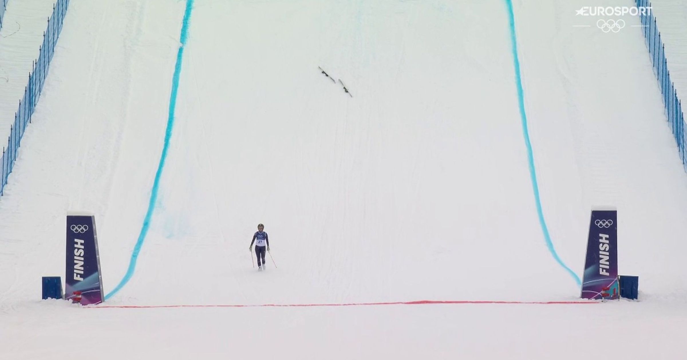 Japanse Makiko Arai komt lopend over de finish bij freestyle cross ...