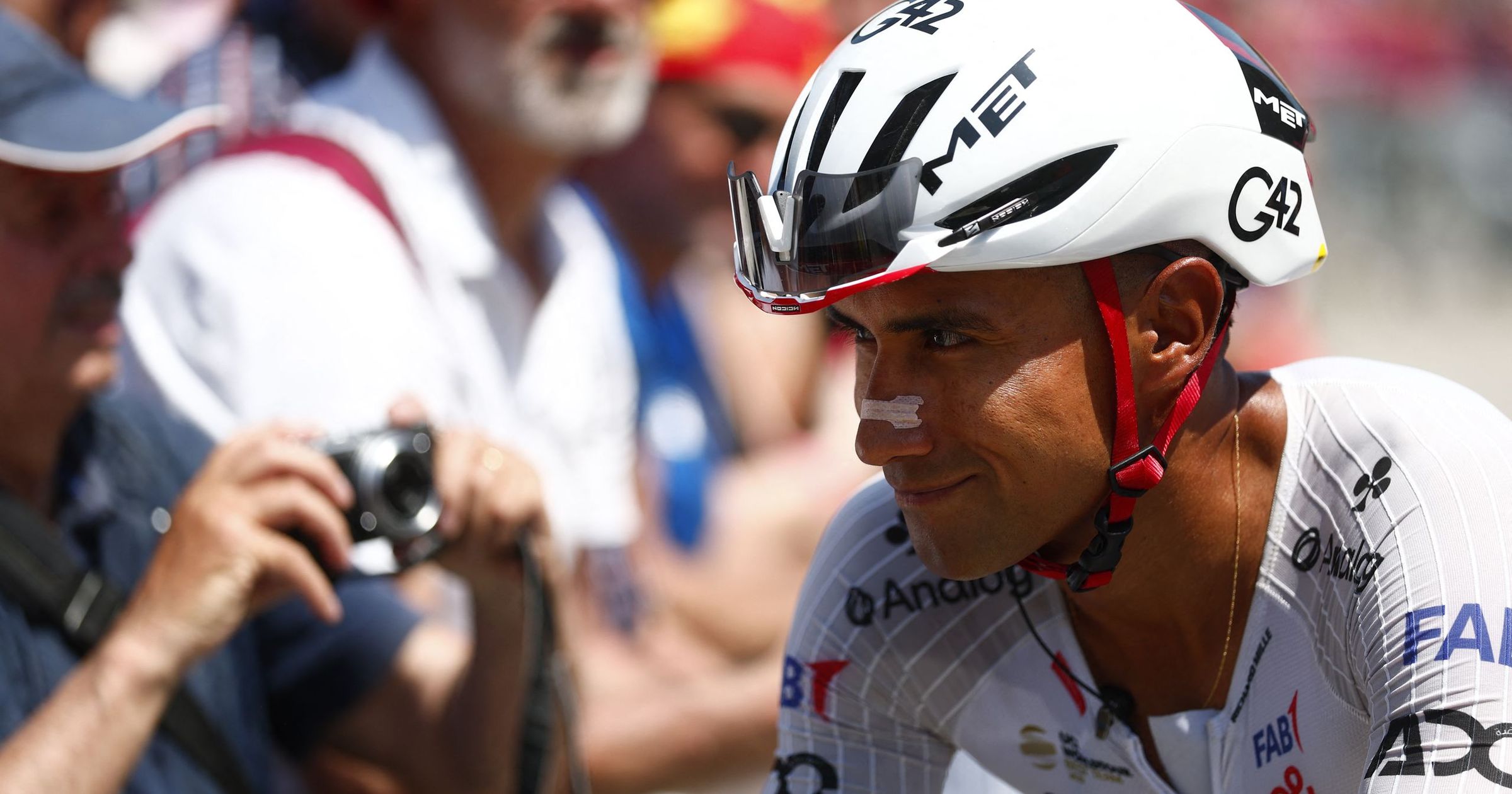 Drievoudig etappewinnaar Jhonatan Narváez geeft op - Paul Magnier bijna ...