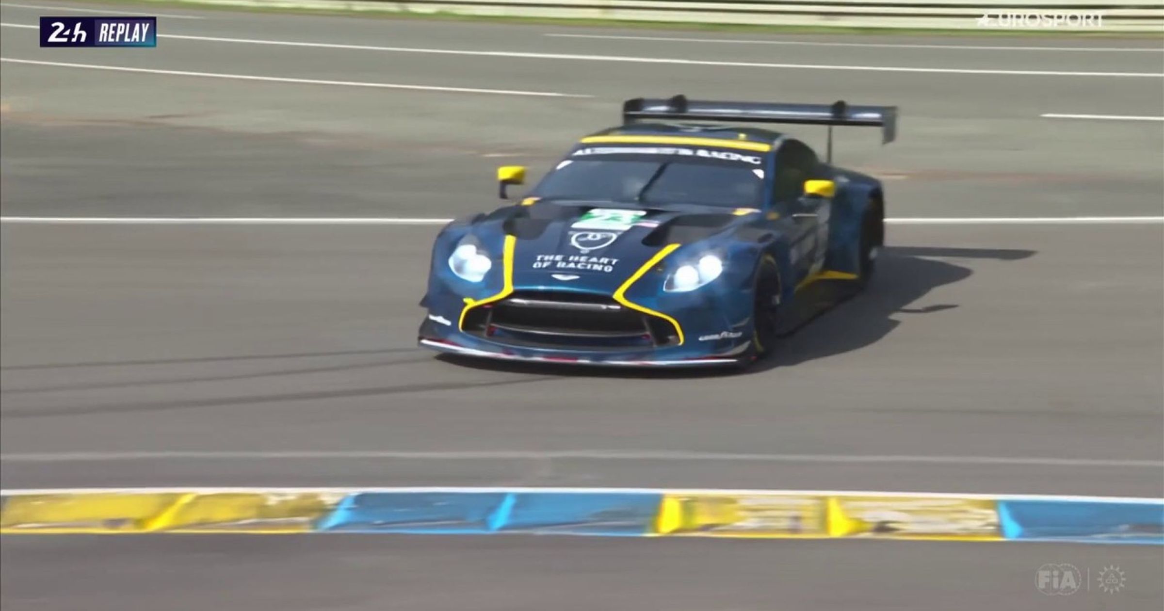 360 gradi perfetto alla chicane Daytona, l'Aston Martin riparte senza ...