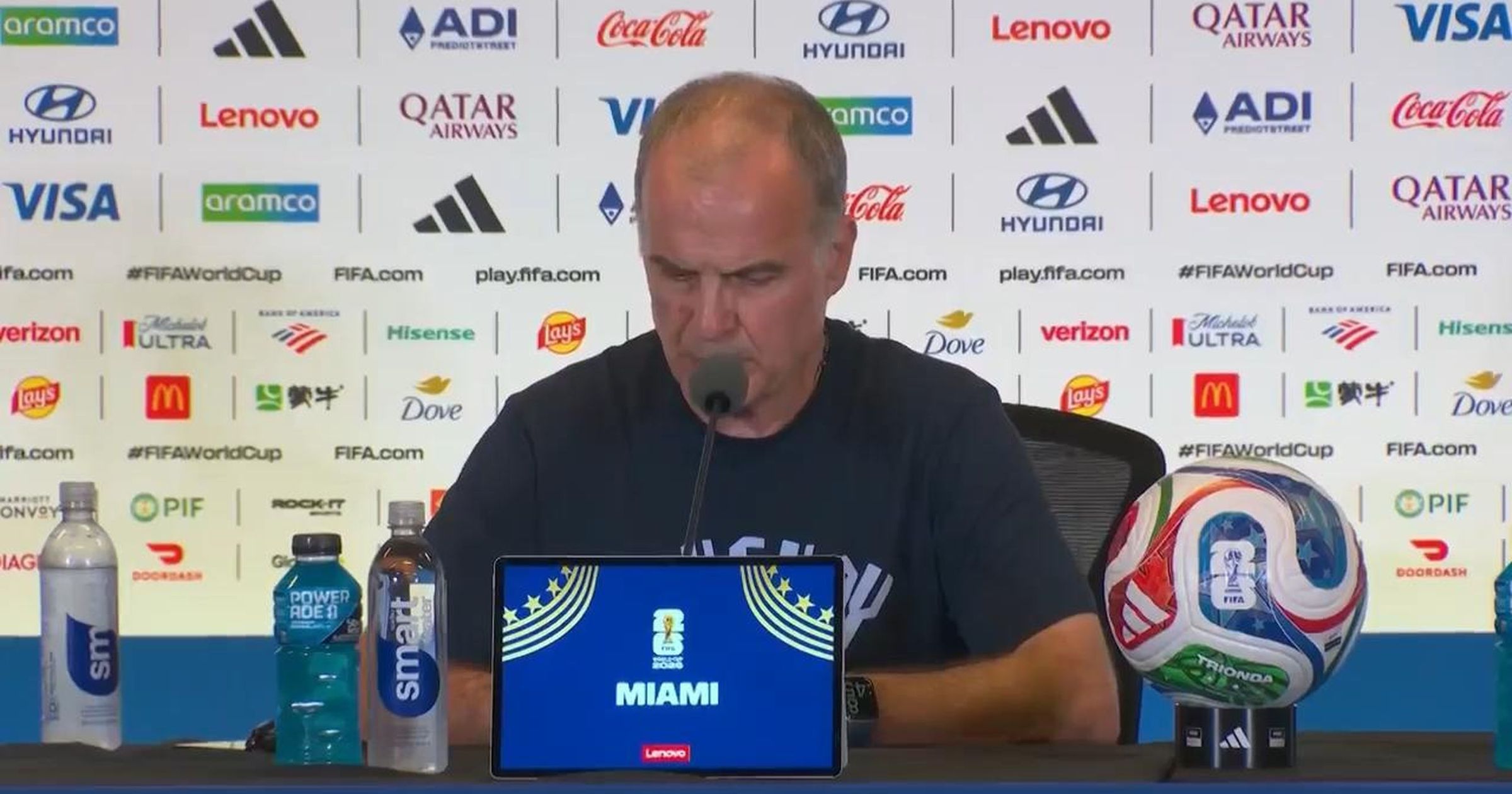 Marcelo Bielsa haalt uit na vragen over opvallende WK-foto - "Ik ben ...