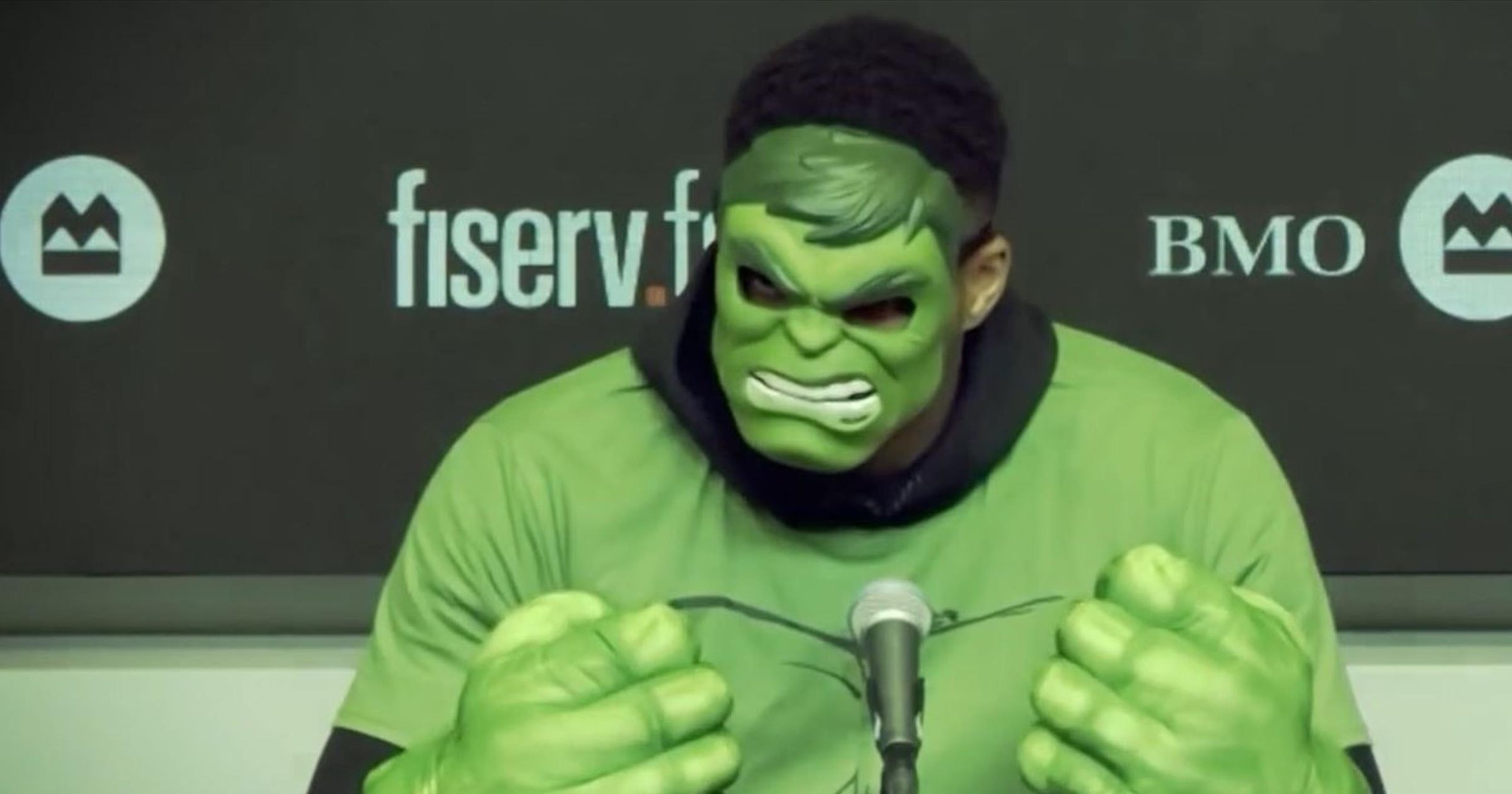 NBA: Giannis Antetokounmpo mit Hulk-Verkleidung auf Pressekonferenz der ...