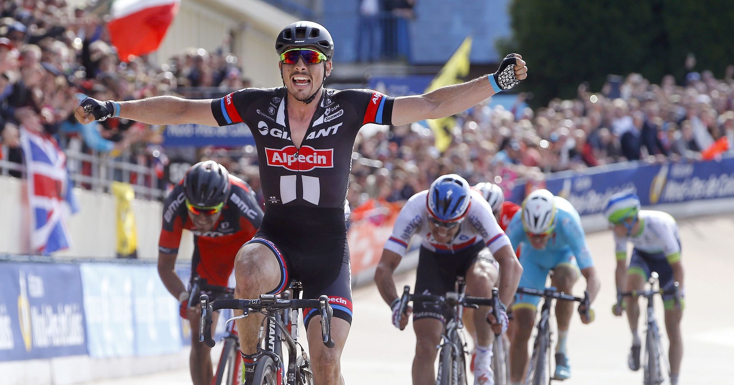 Paris - Roubaix: John Degenkolb triumphiert 2015 im Velodrom und ...
