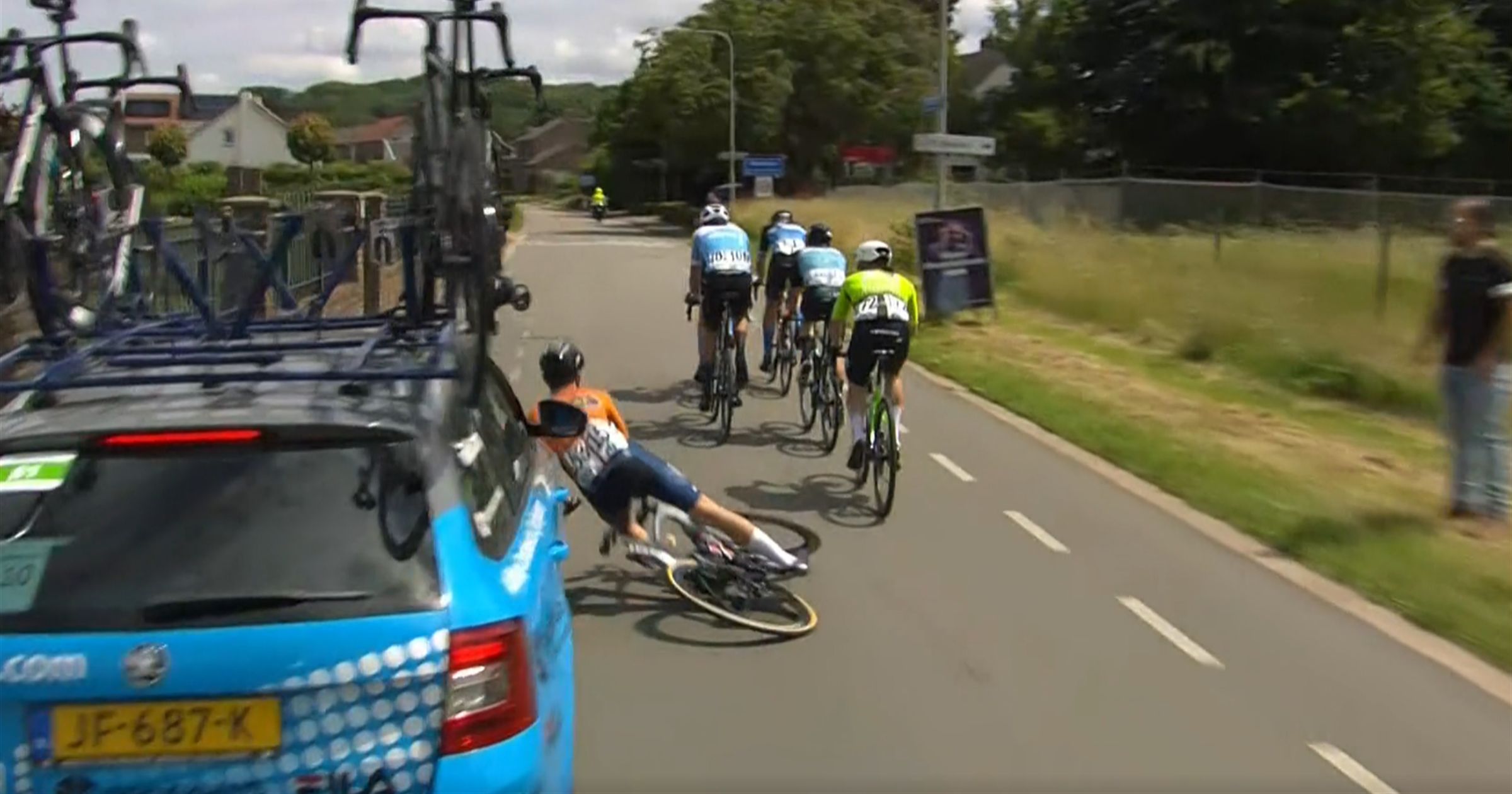 ZLM Tour - Jacob Eriksson wird vom Teamfahrzeug umgefahren und stürzt ...