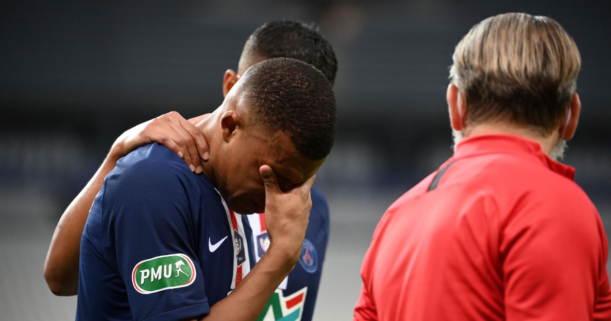 Scivolata killer su Mbappè: il francese esce in lacrime. A rischio il ...