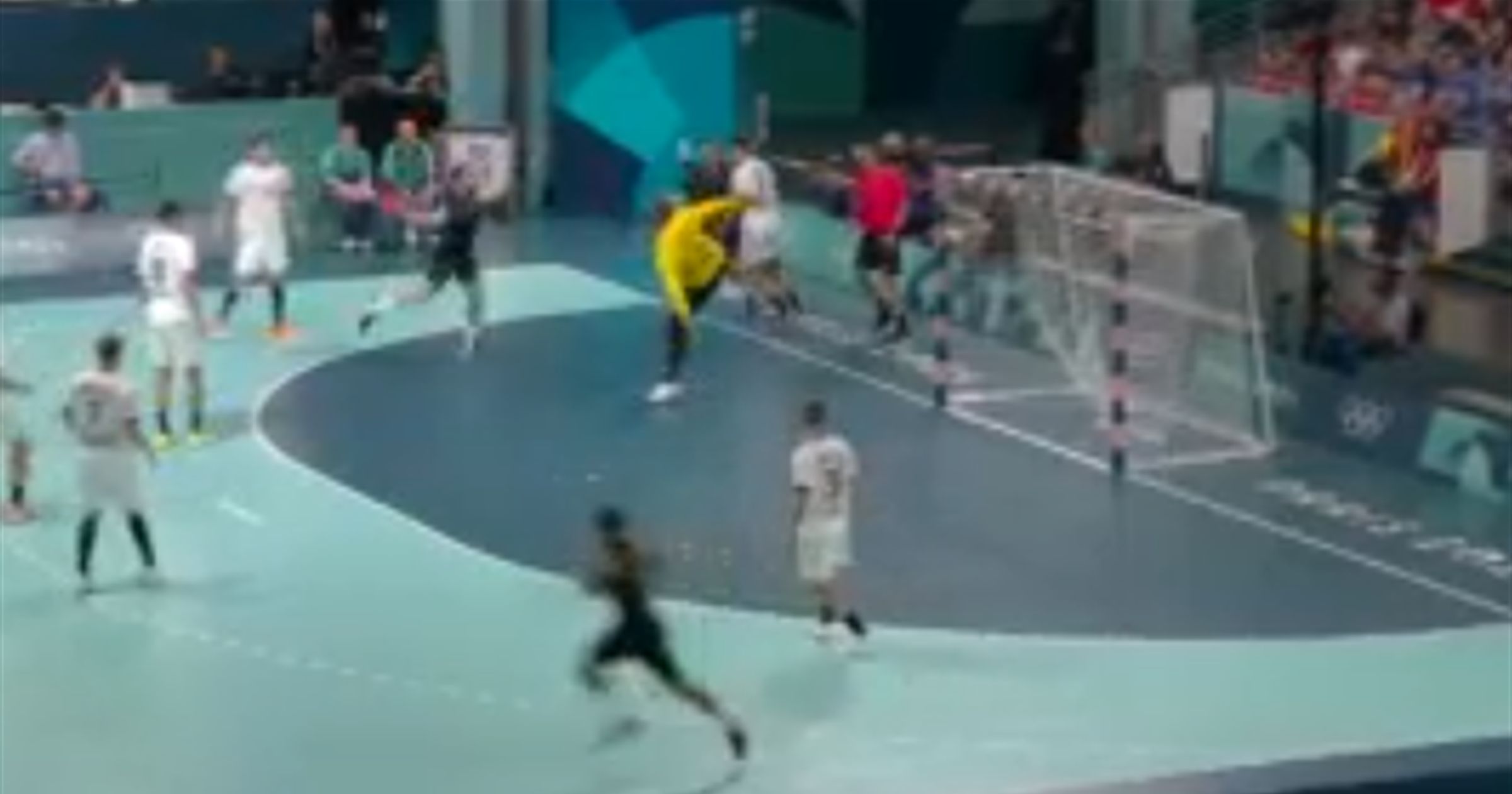 Olympia 2024: Starke Doppel-Parade: Andreas Wolff früh im Spiel ...