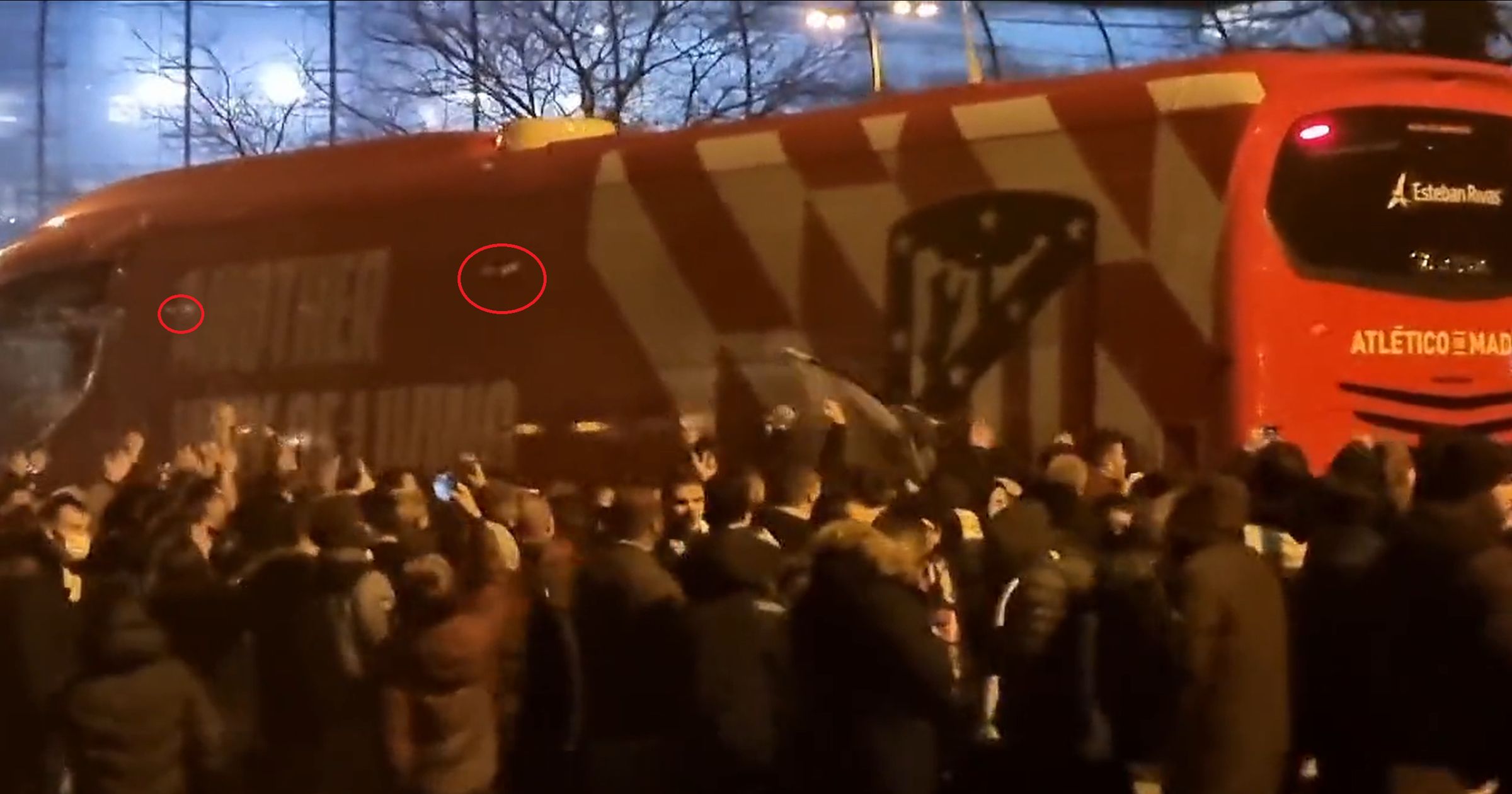 Copa del Rey | Hostil recibimiento al Atlético: el bus fue apedreado y ...