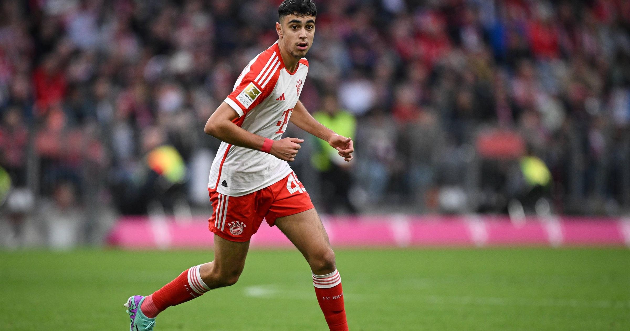 Aleksandar Pavlovic vom FC Bayern München erhält Profivertrag bei ...
