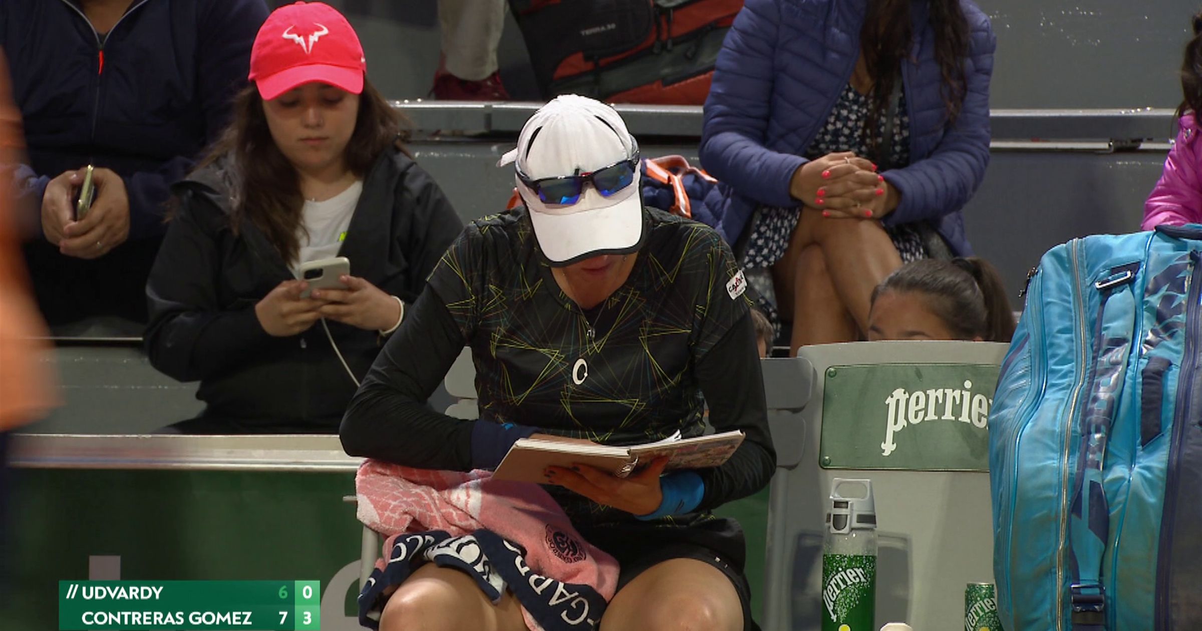 Roland Garros - Contreras Gomez si carica leggendo i suoi appunti ...