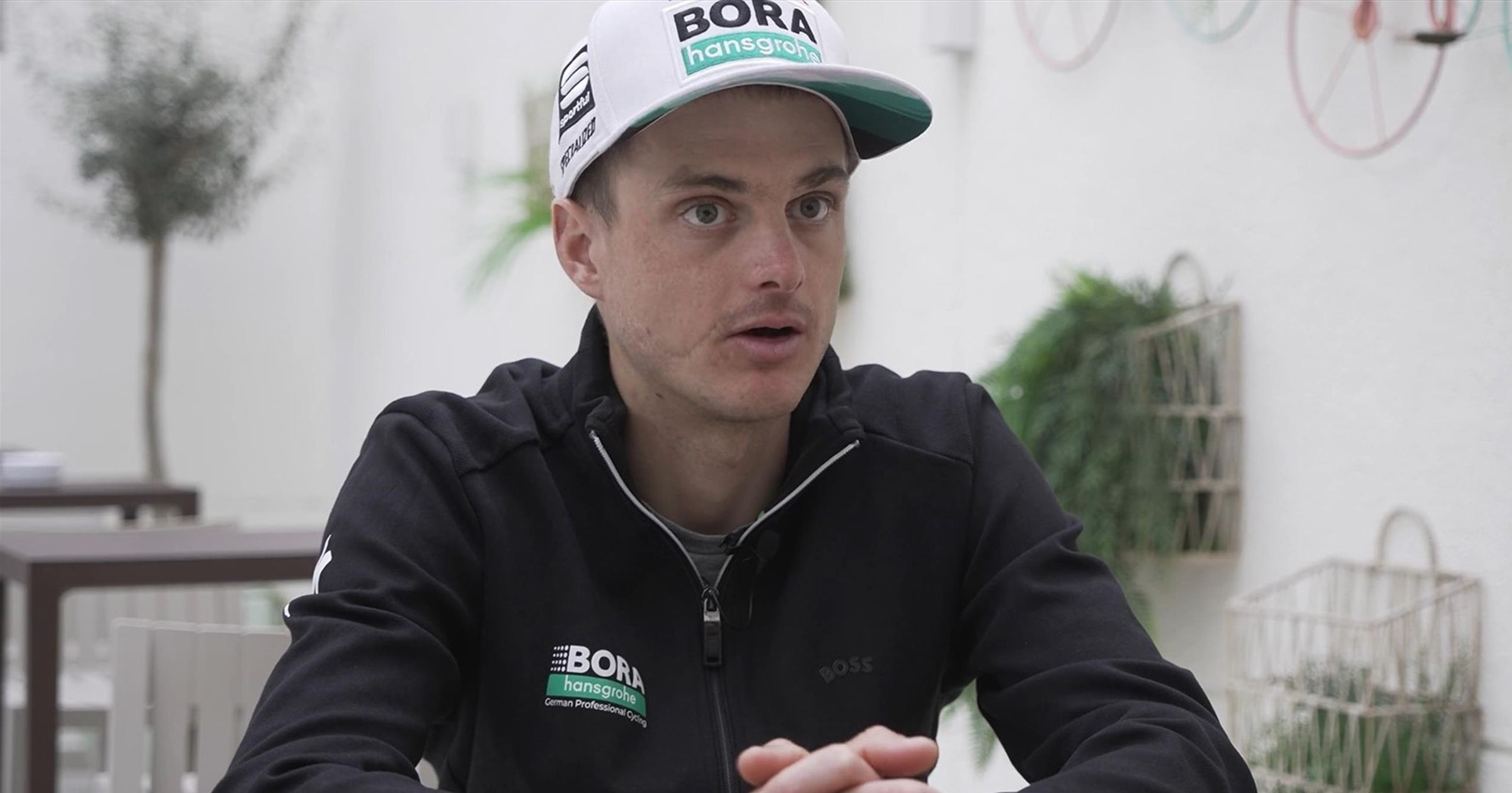 Toni Palzer und Jens Voigt im Gespräch im Bora-Trainingslager über ...