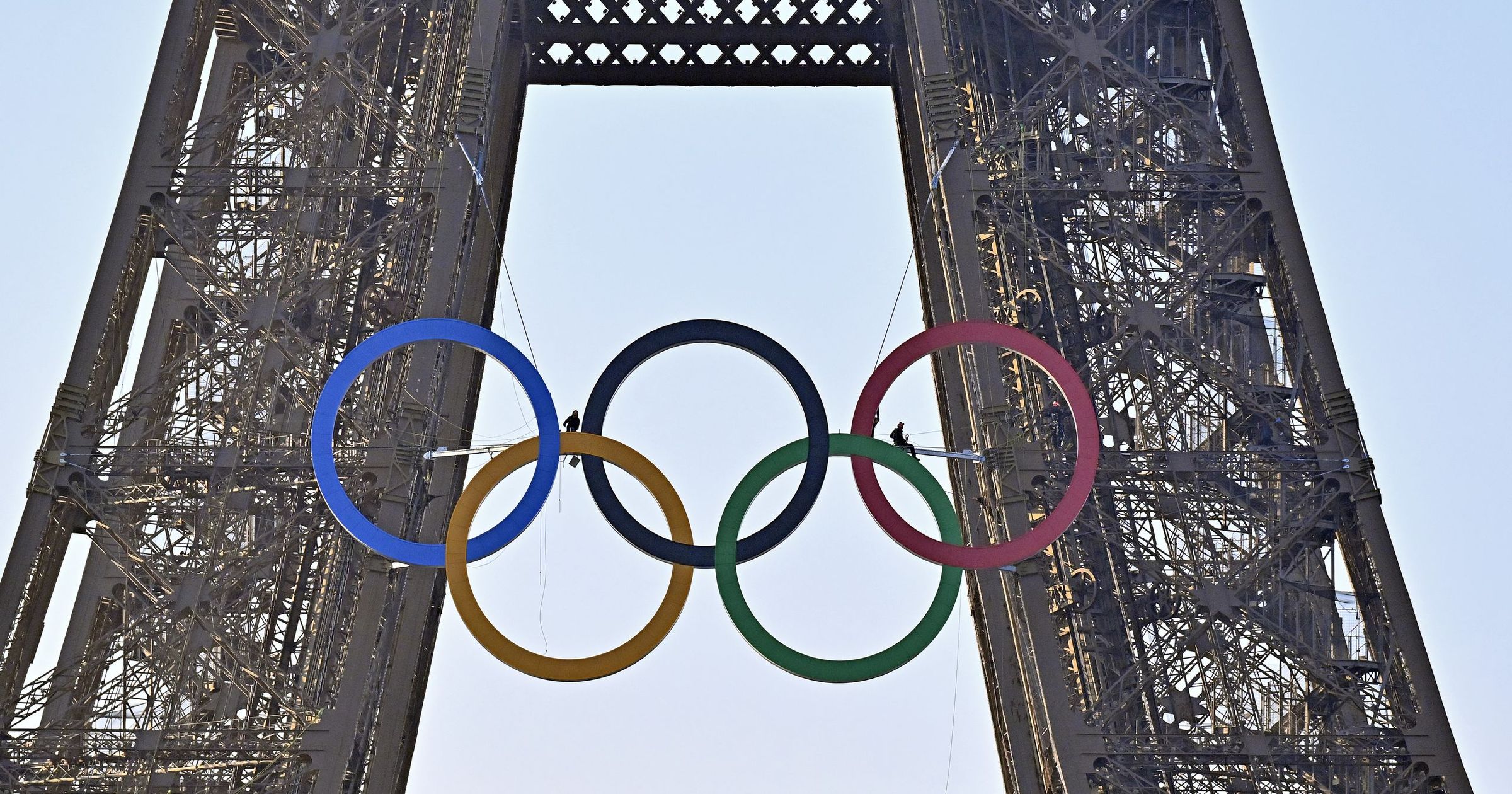 JO PARIS 2024 : Les anneaux olympiques accrochés à la Tour Eiffel ...