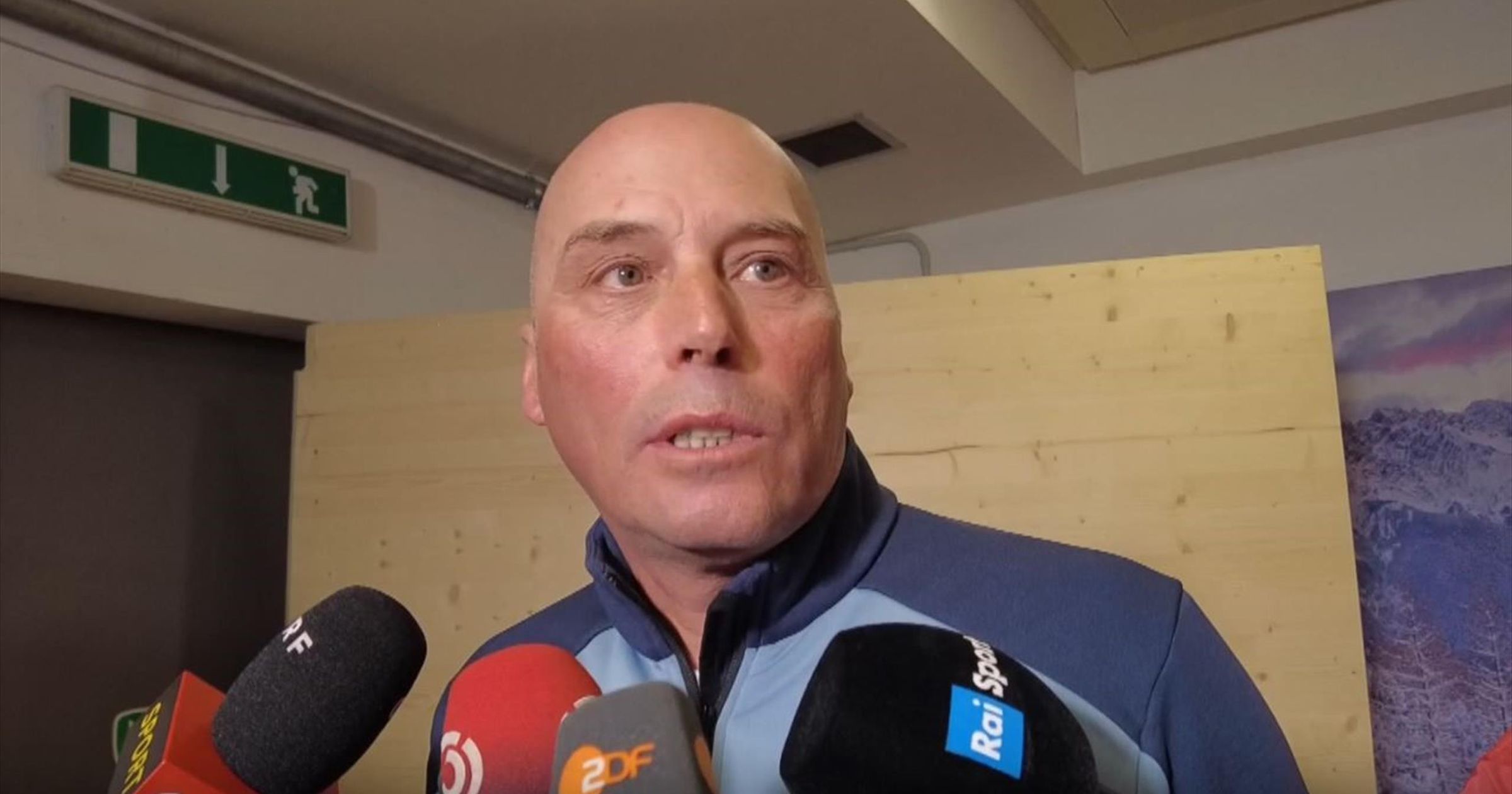 FIS-Renndirektor Markus Waldner nach schweren Stürzen von Sarrazin und ...