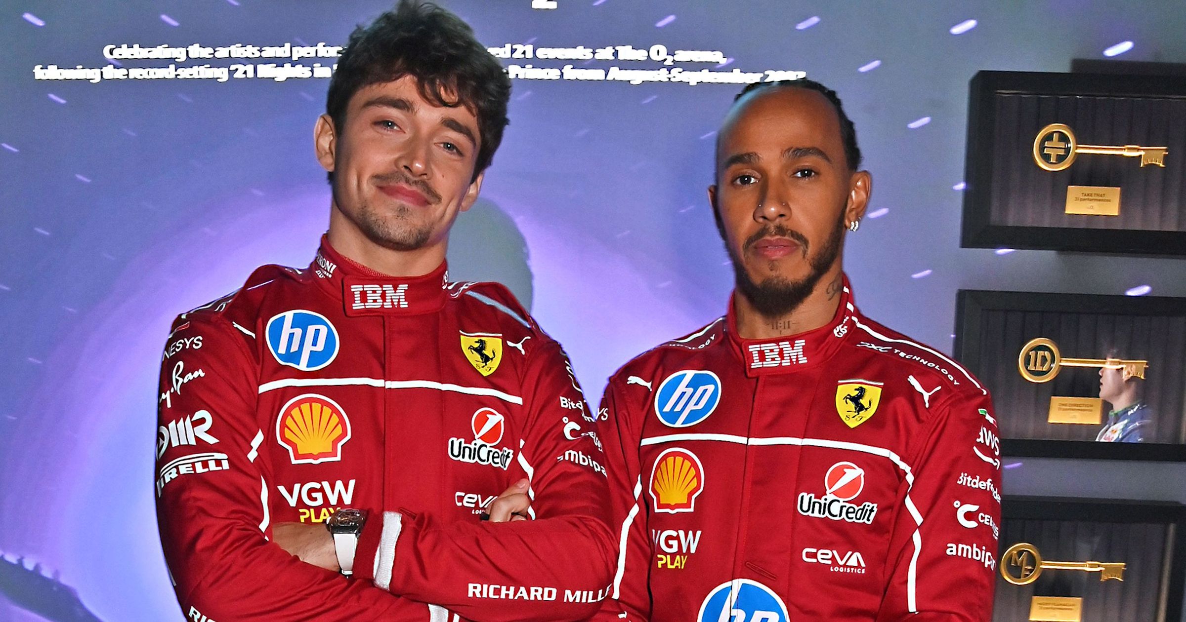 La Ferrari a Milano: Hamilton e Leclerc girano su un circuito in Piazza ...