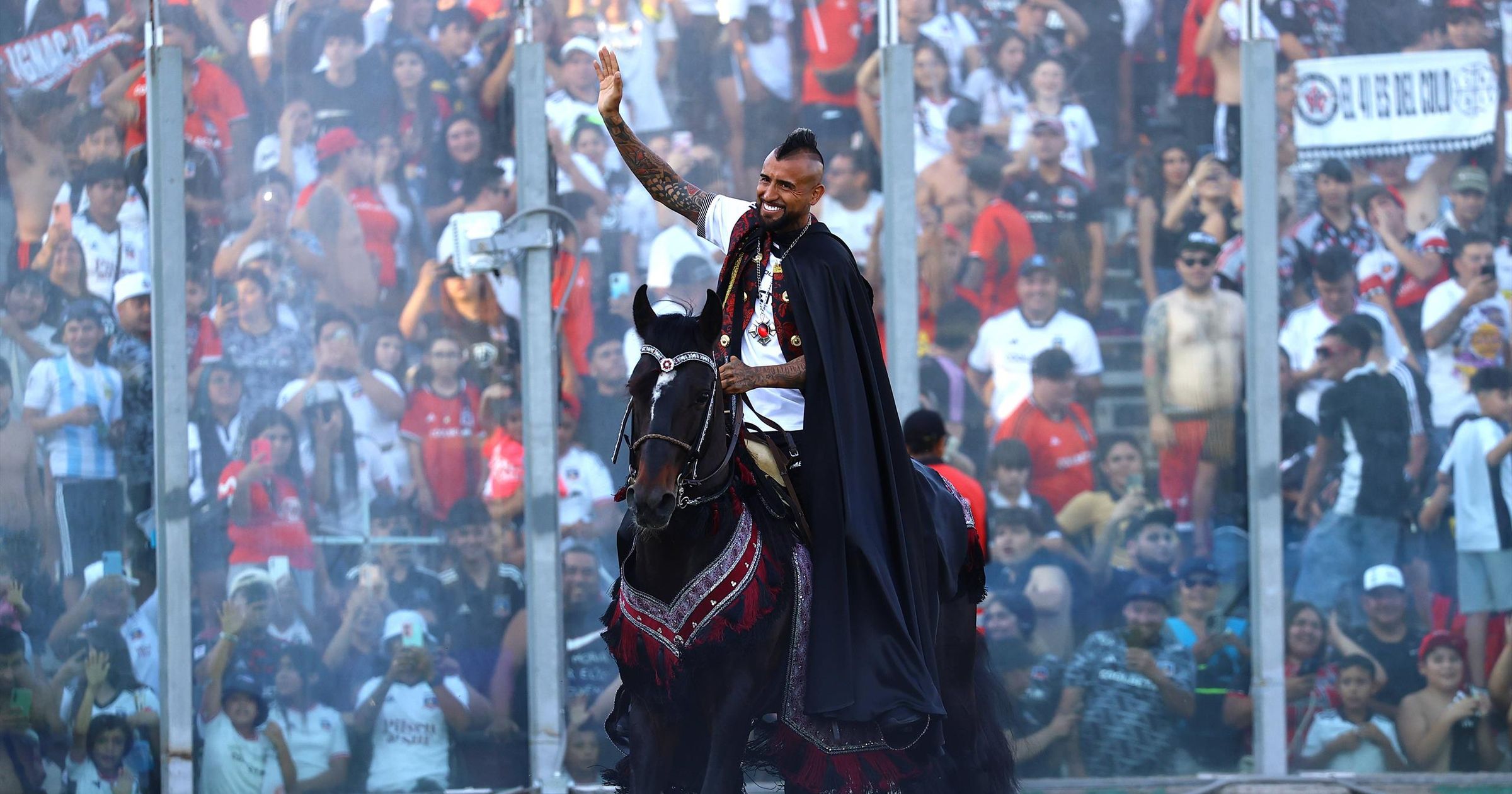 Vidal, l'assurda presentazione al Colo Colo: arriva in elicottero e ...