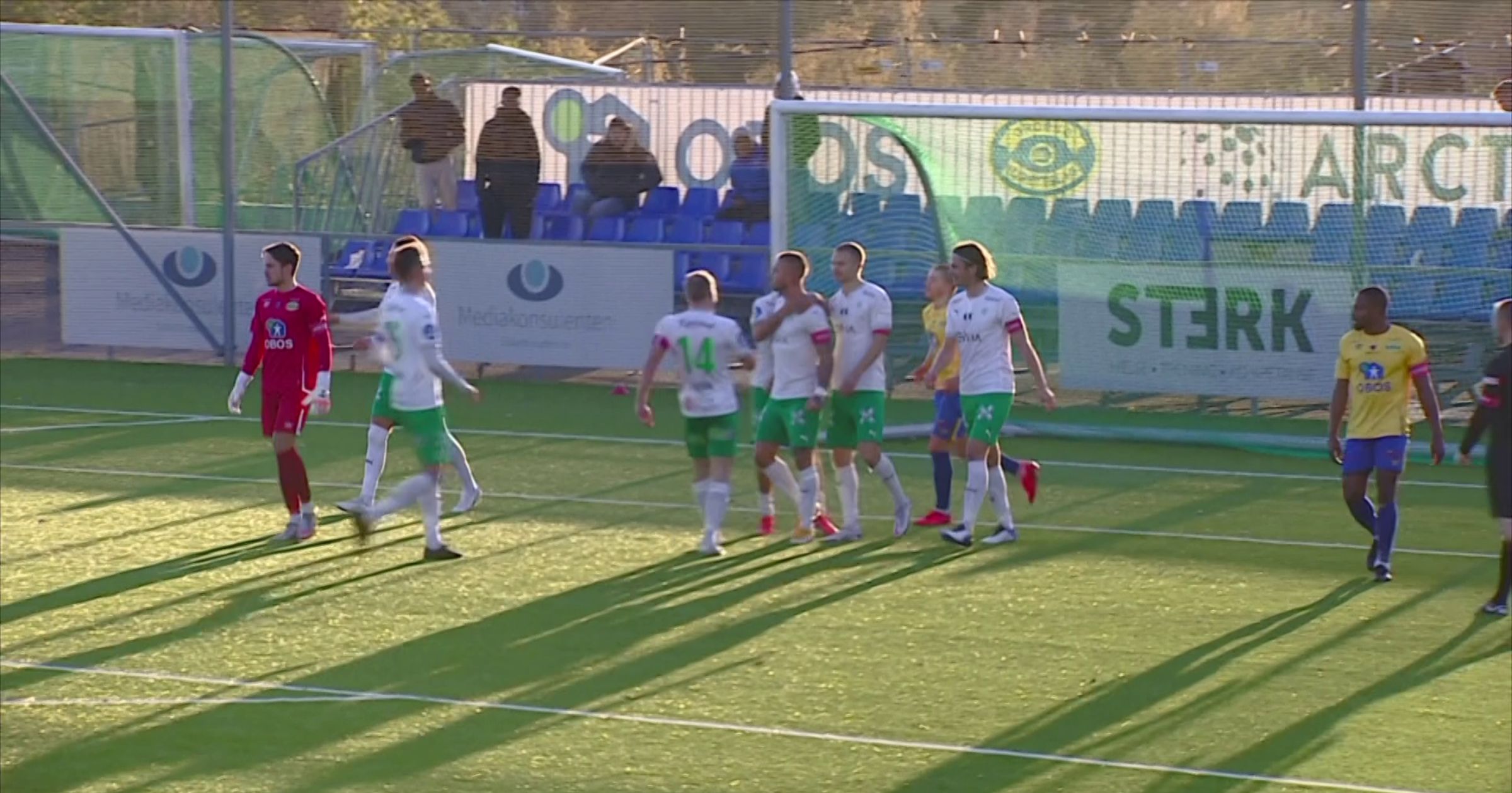 Tor mit Fußfessel: Ex-Nationalspieler Pedersen trifft kurios - Fußball ...