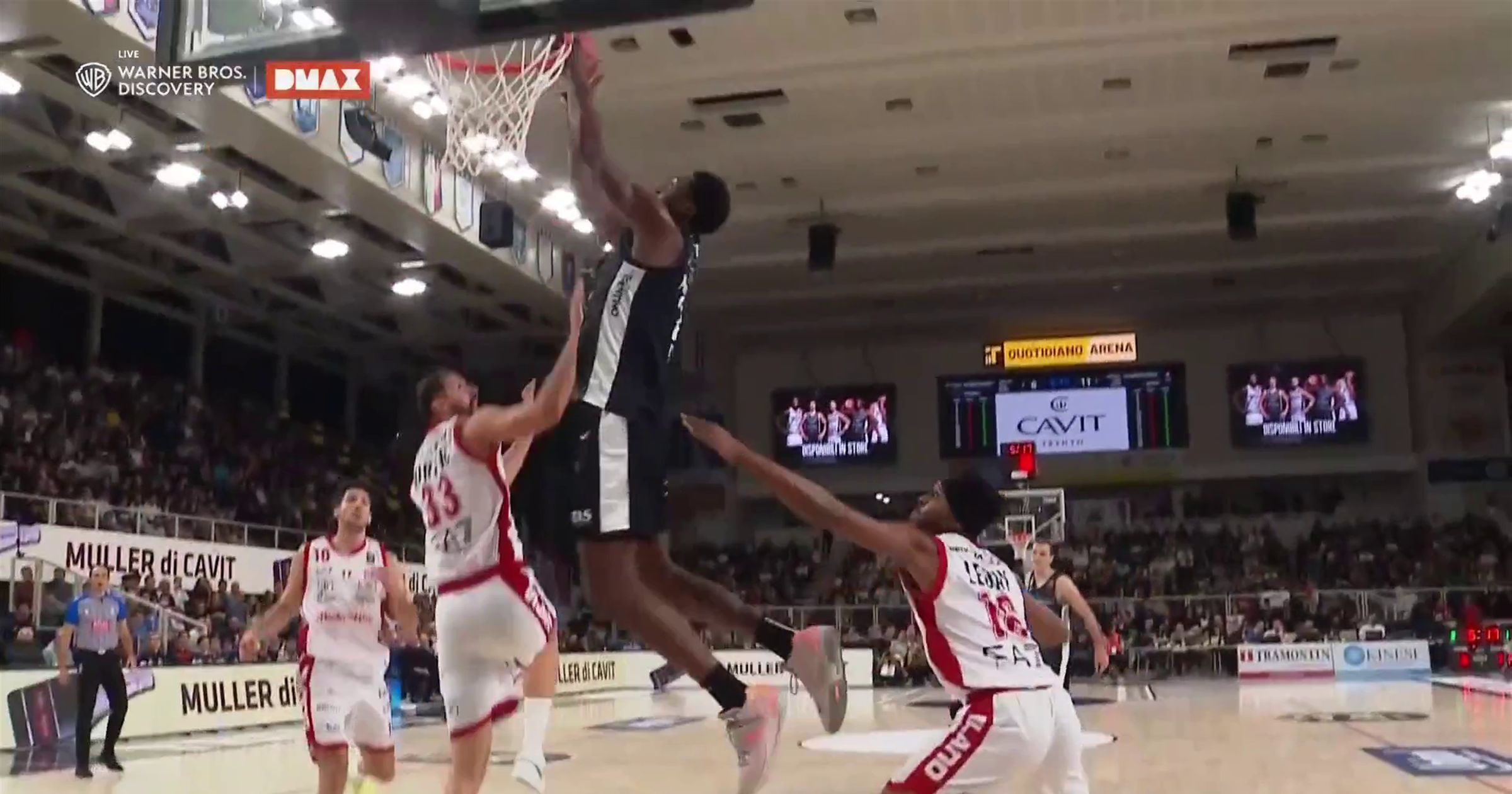 Ellis alza una palla splendida, Mawugbe raccoglie e schiaccia al volo ...