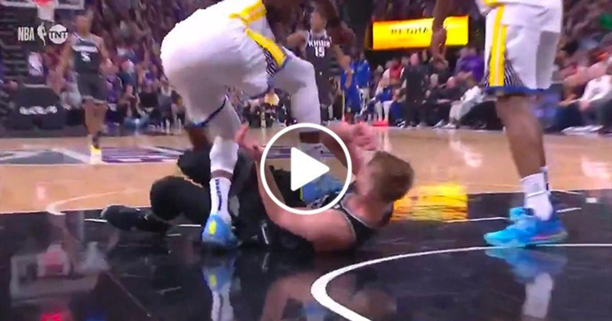 Draymond Green calpesta Sabonis e viene espulso. Guarda il video dell ...