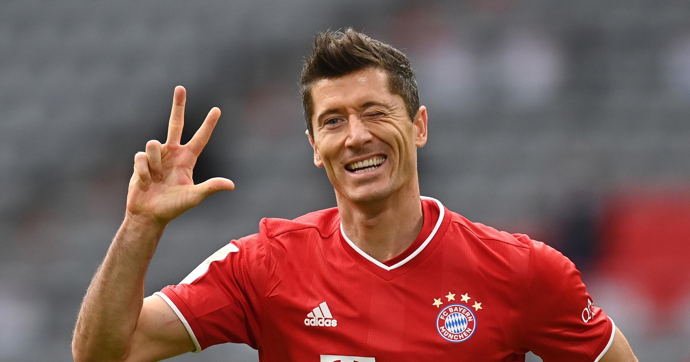 Robert Lewandowski pose avec son Ballon d'Or (en Lego) sur Instagram ...