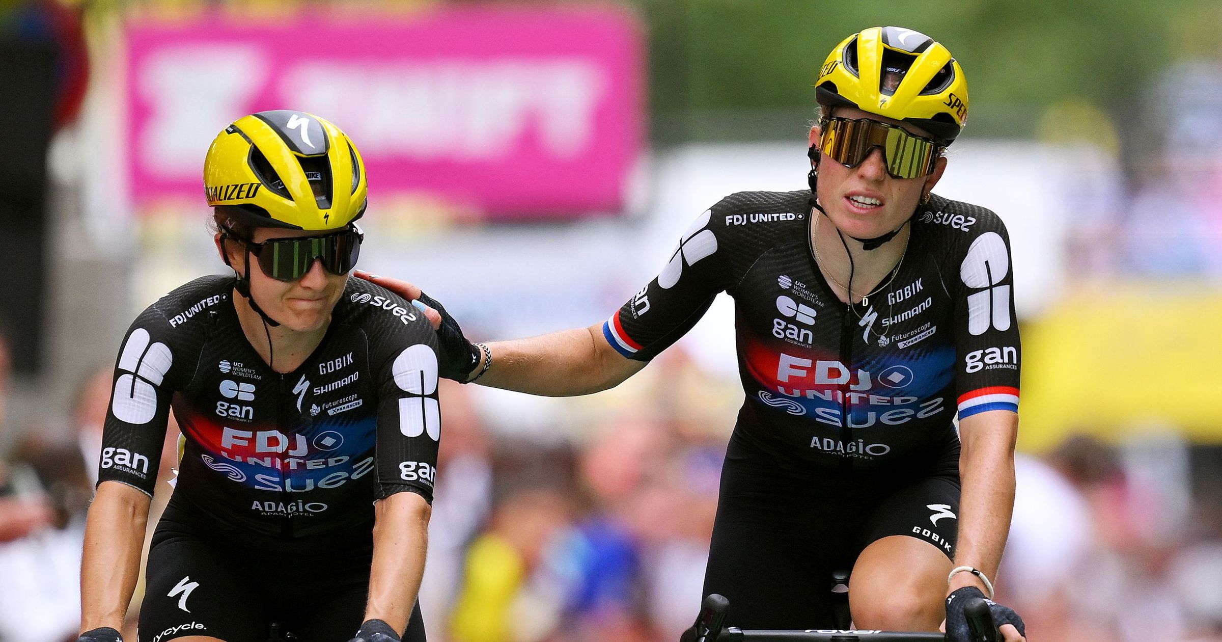 Vreselijke valpartij voor Demi Vollering in de finale van de derde ...