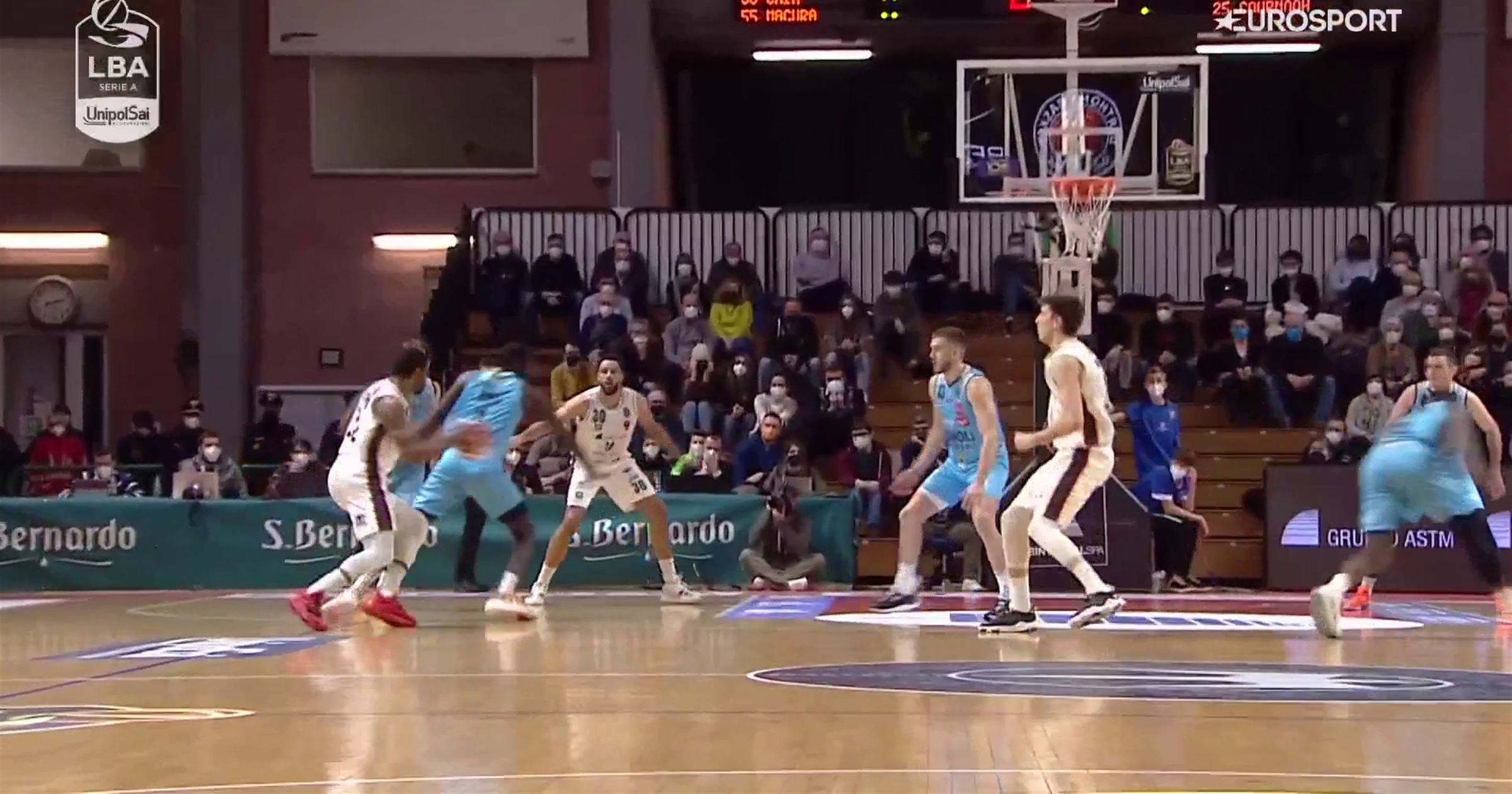 Basket, Serie A: Jamarr Sanders manda Tyler Cain a schiacciare con un ...