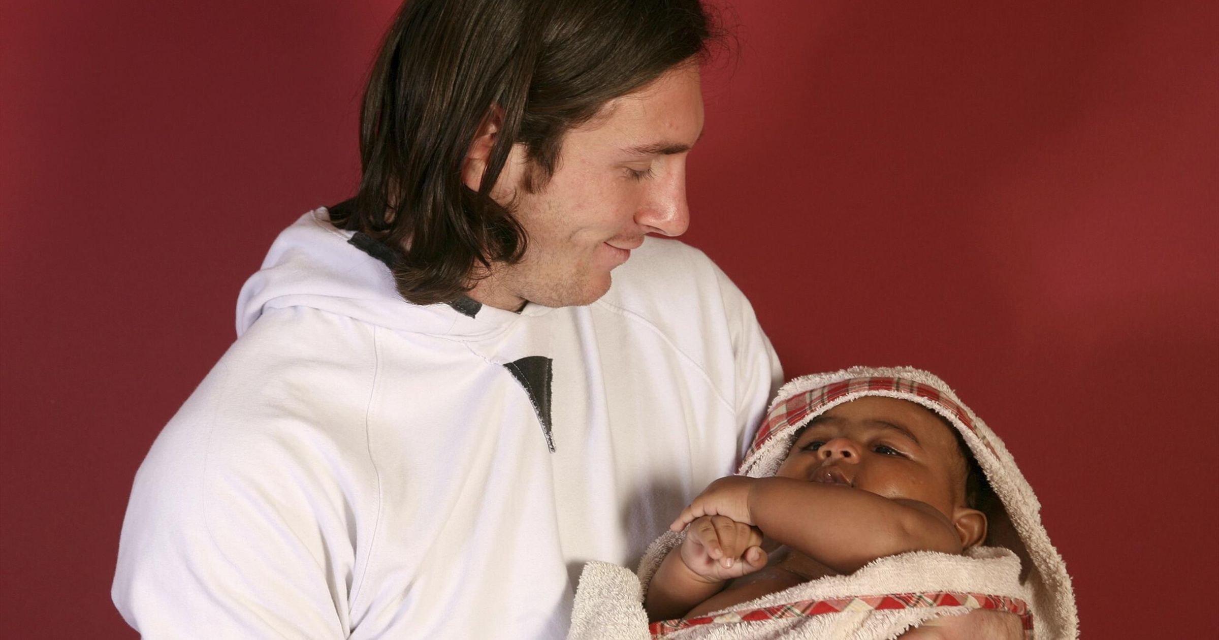 Zdjęcie Lamine Yamala na rękach Lionela Messiego. Historia jak z filmu ...