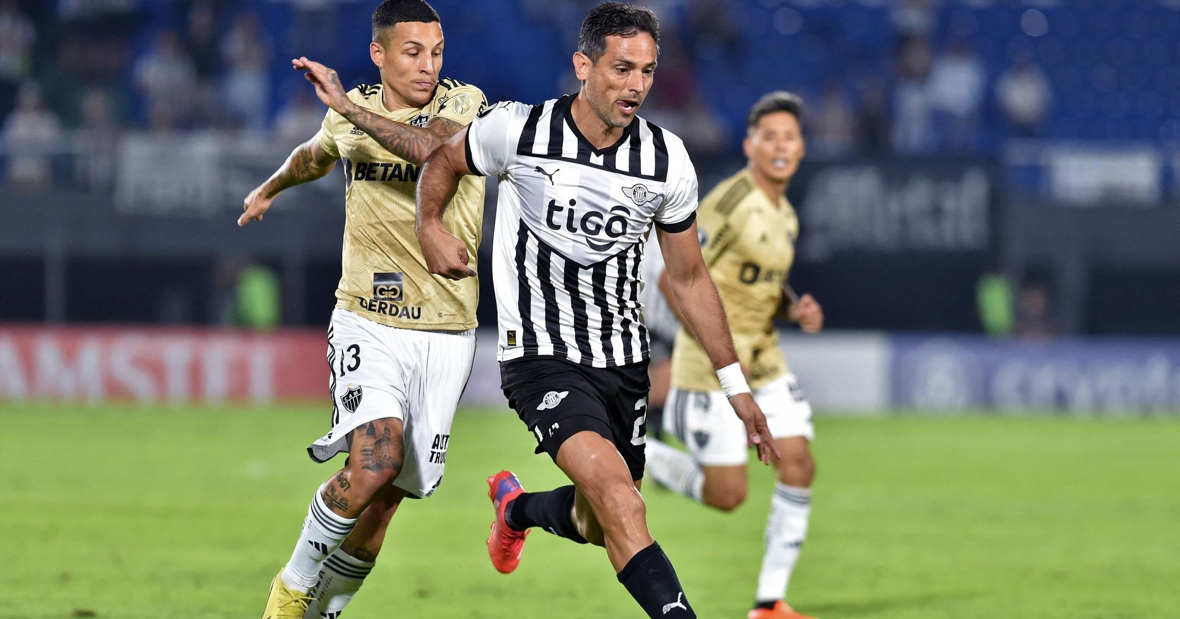 Roque Santa Cruz trifft erneut und hat damit seit 1998 jedes Jahr ...