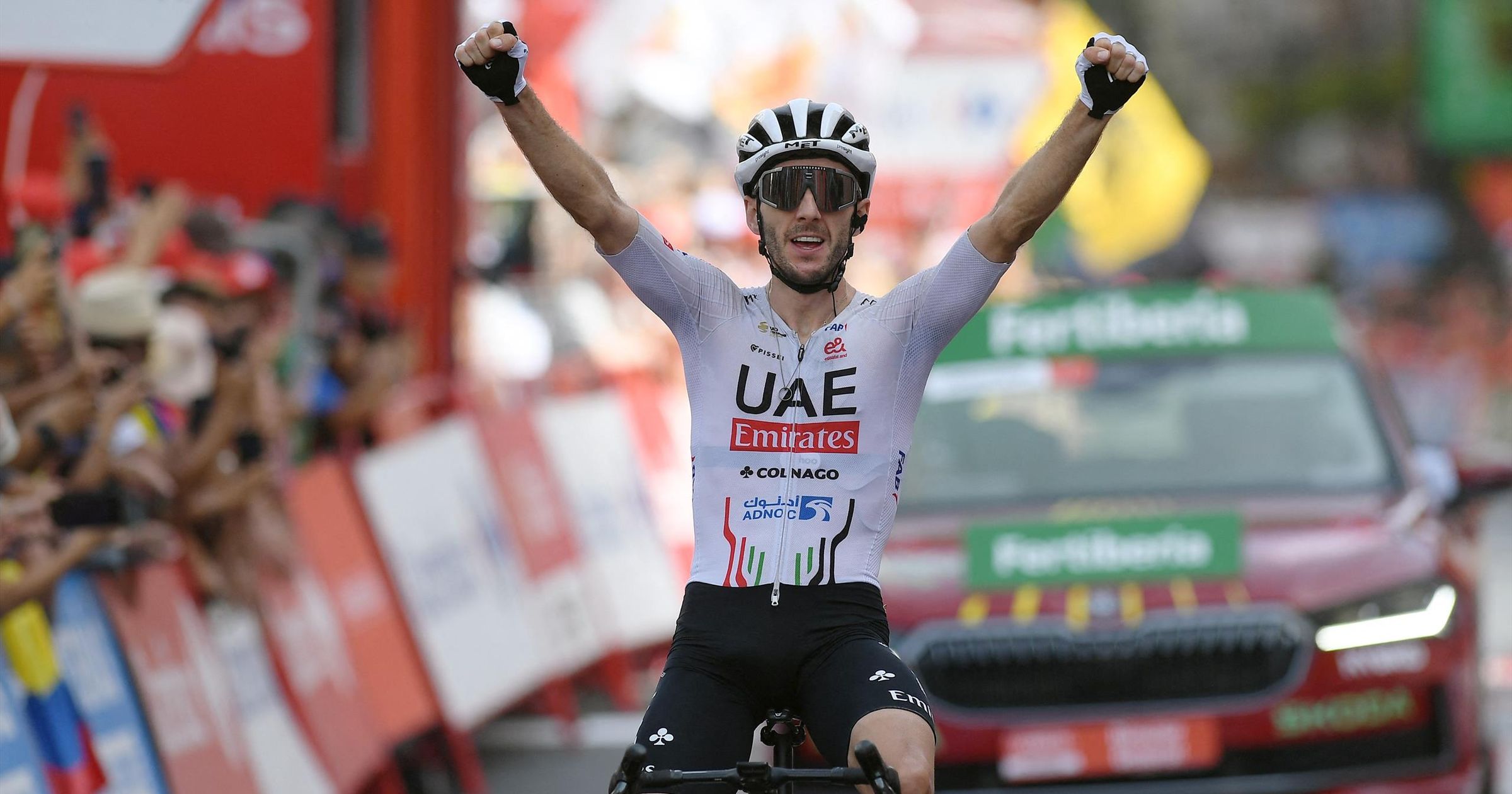 L'urlo di Adam Yates a Granada: trionfo dopo 58km di fuga! Richard ...