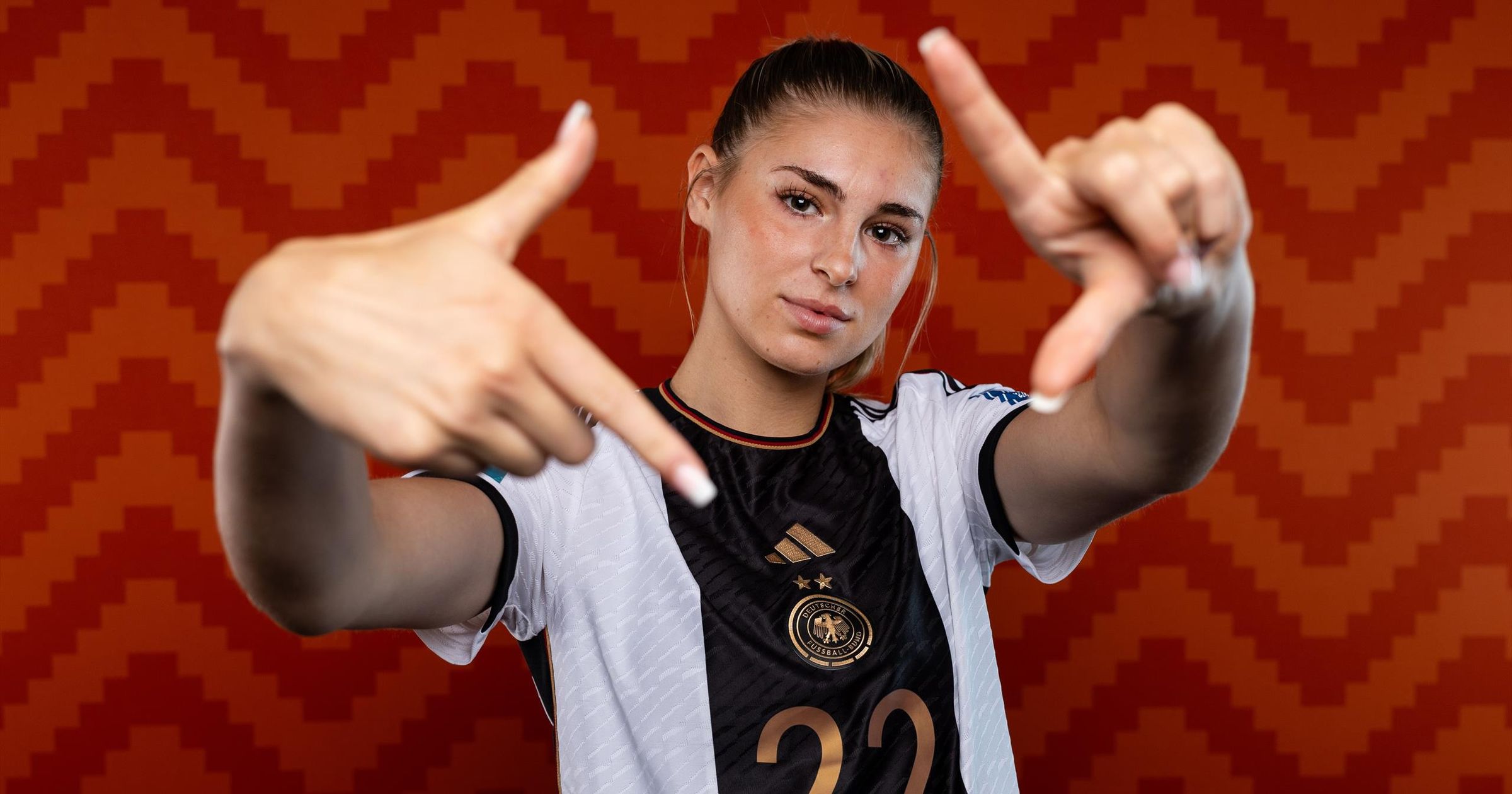 Jule Brand erklärt Wechsel zum VfL Wolfsburg trotz Angeboten von ...