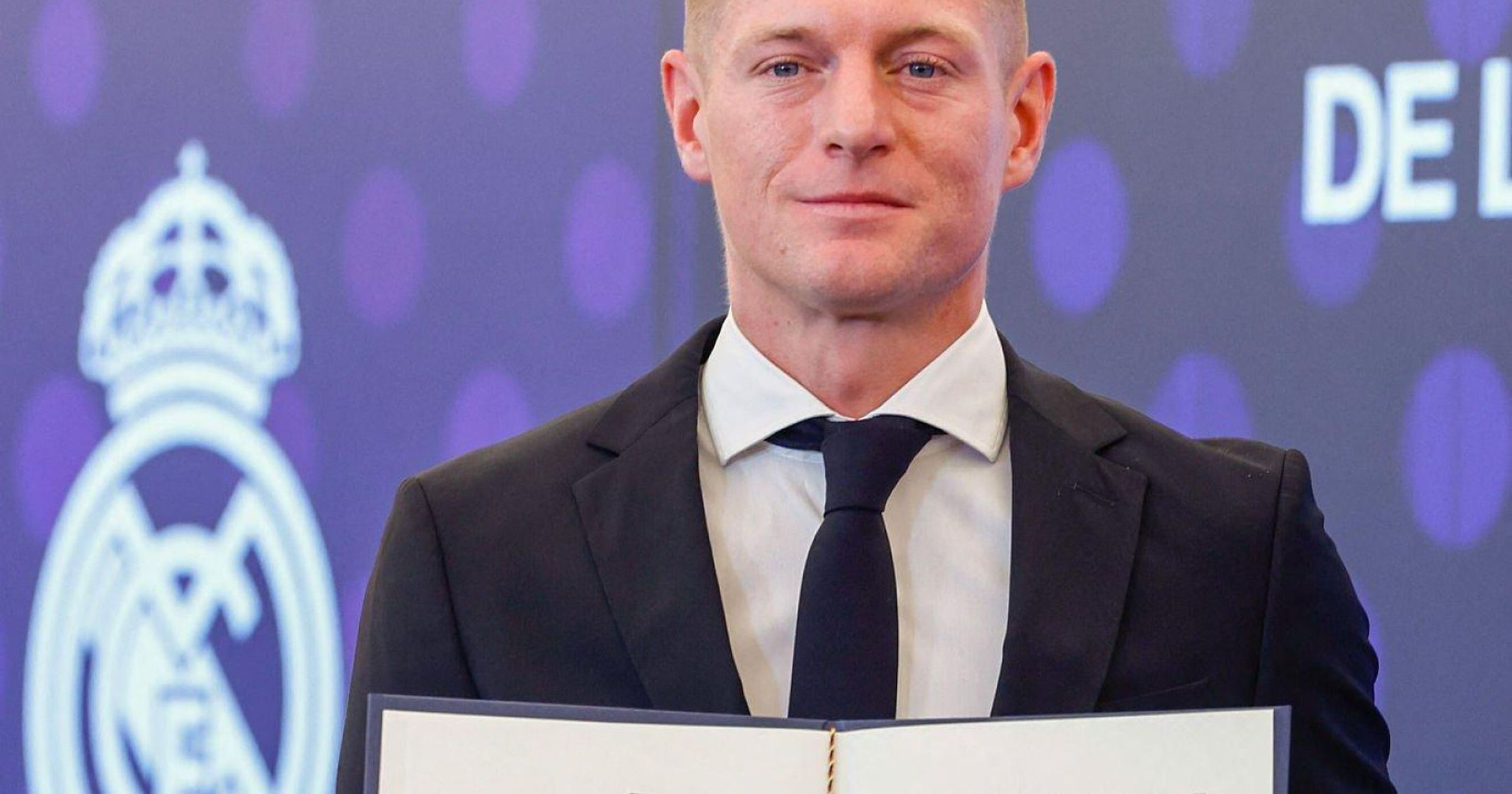 Toni Kroos erhält Bundesverdienstkreuz: Ex-Weltmeister in Madrid von ...
