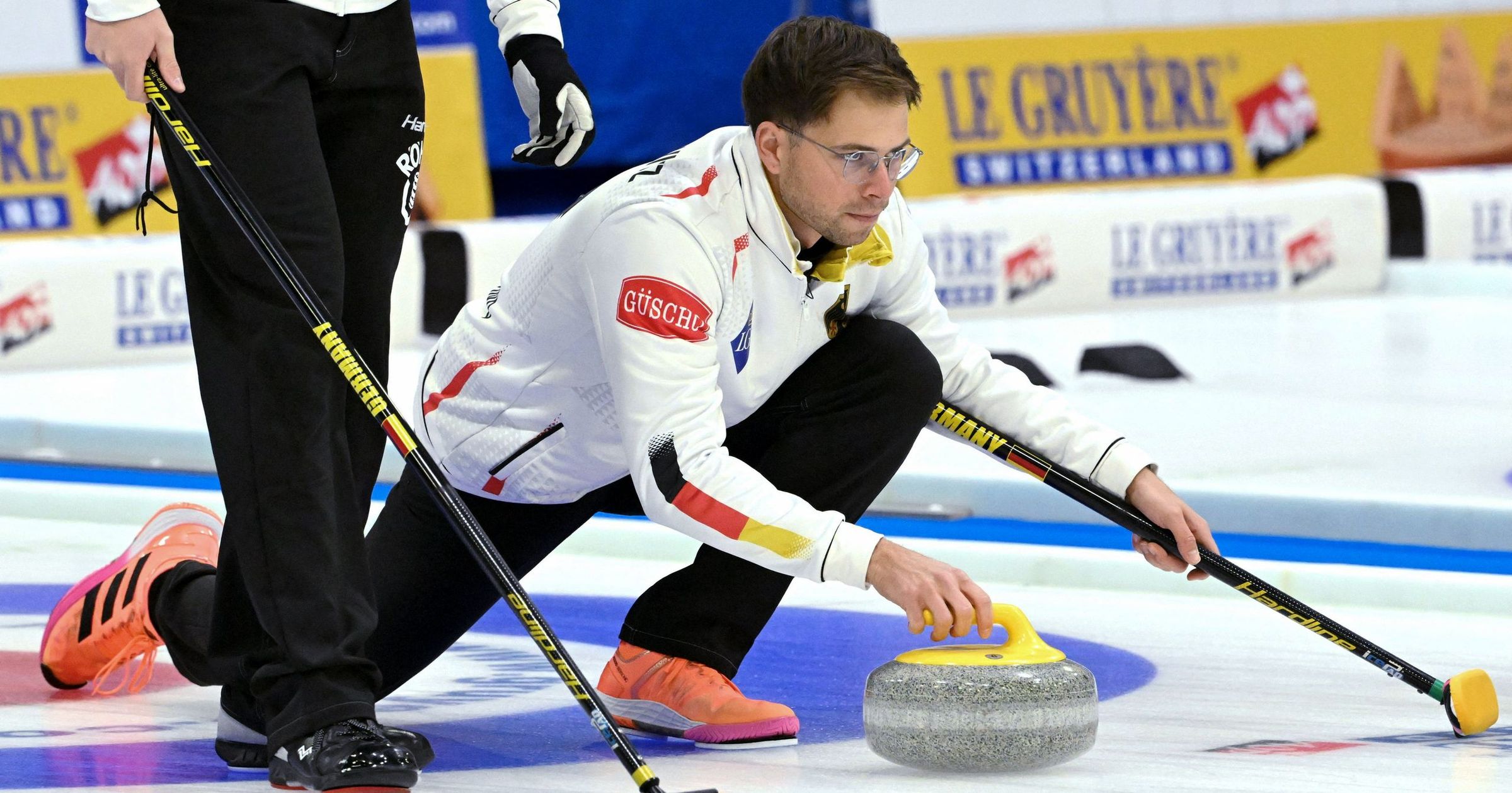 Deutsches Männer-Team fährt ersten Sieg bei Curling-Europameisterschaft ...