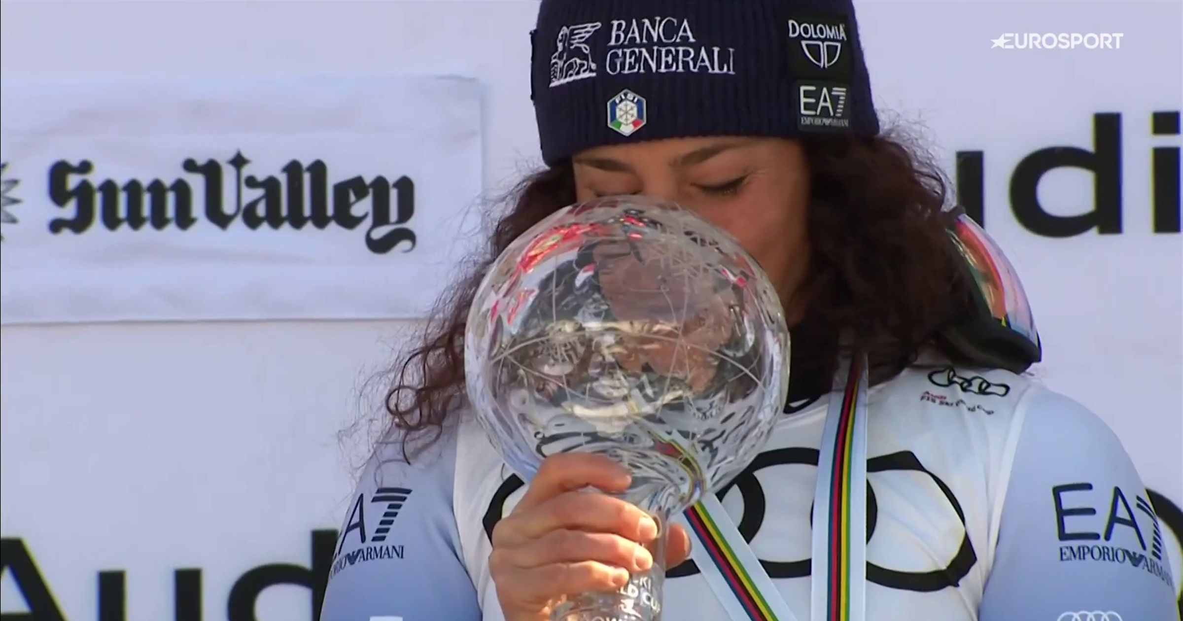 Brignone, la favola è completa! Bacio alla Coppa sul podio di Sun ...