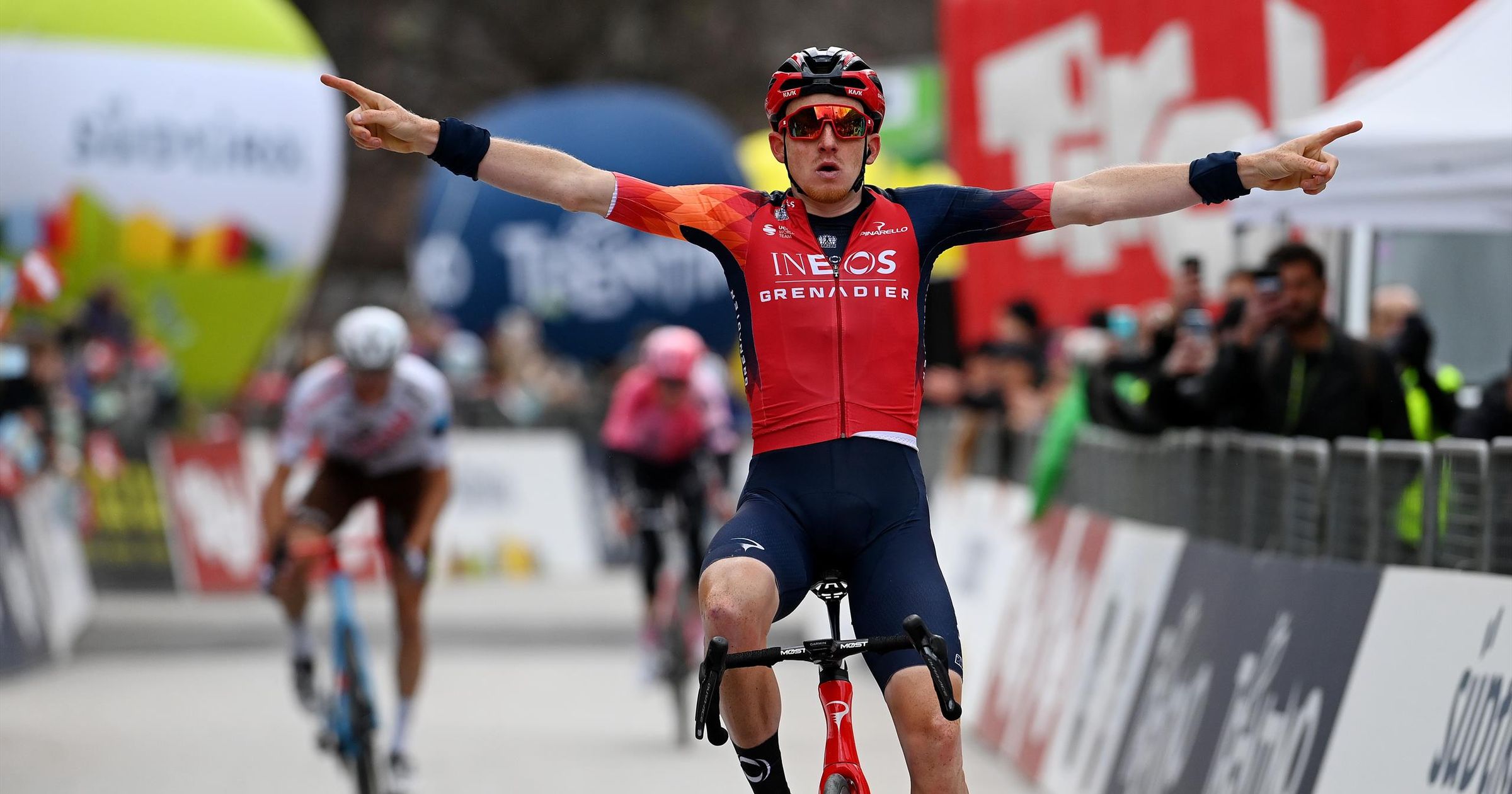 La Ineos inizia con il botto: tappa e maglia per Tao Geoghegan Hart ...