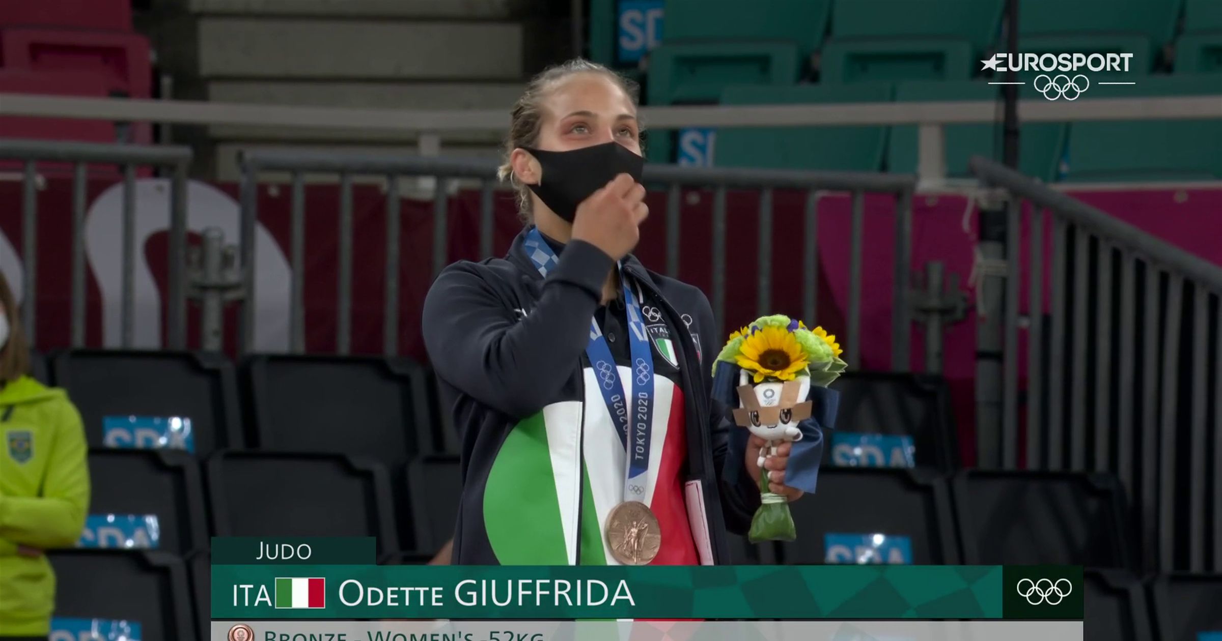 Olimpiadi, Odette Giuffrida sale sul podio: bacio alla sua medaglia di ...