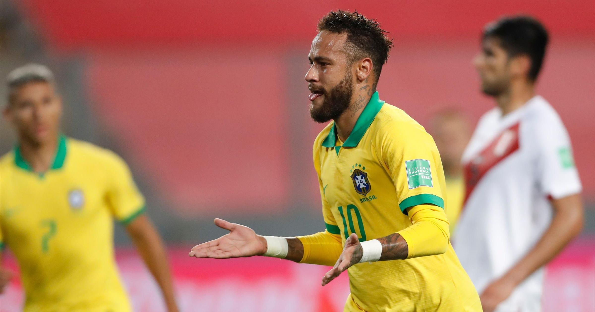 Neymar : Trois fans se jettent sur le Brésilien à sa descente du bus ...