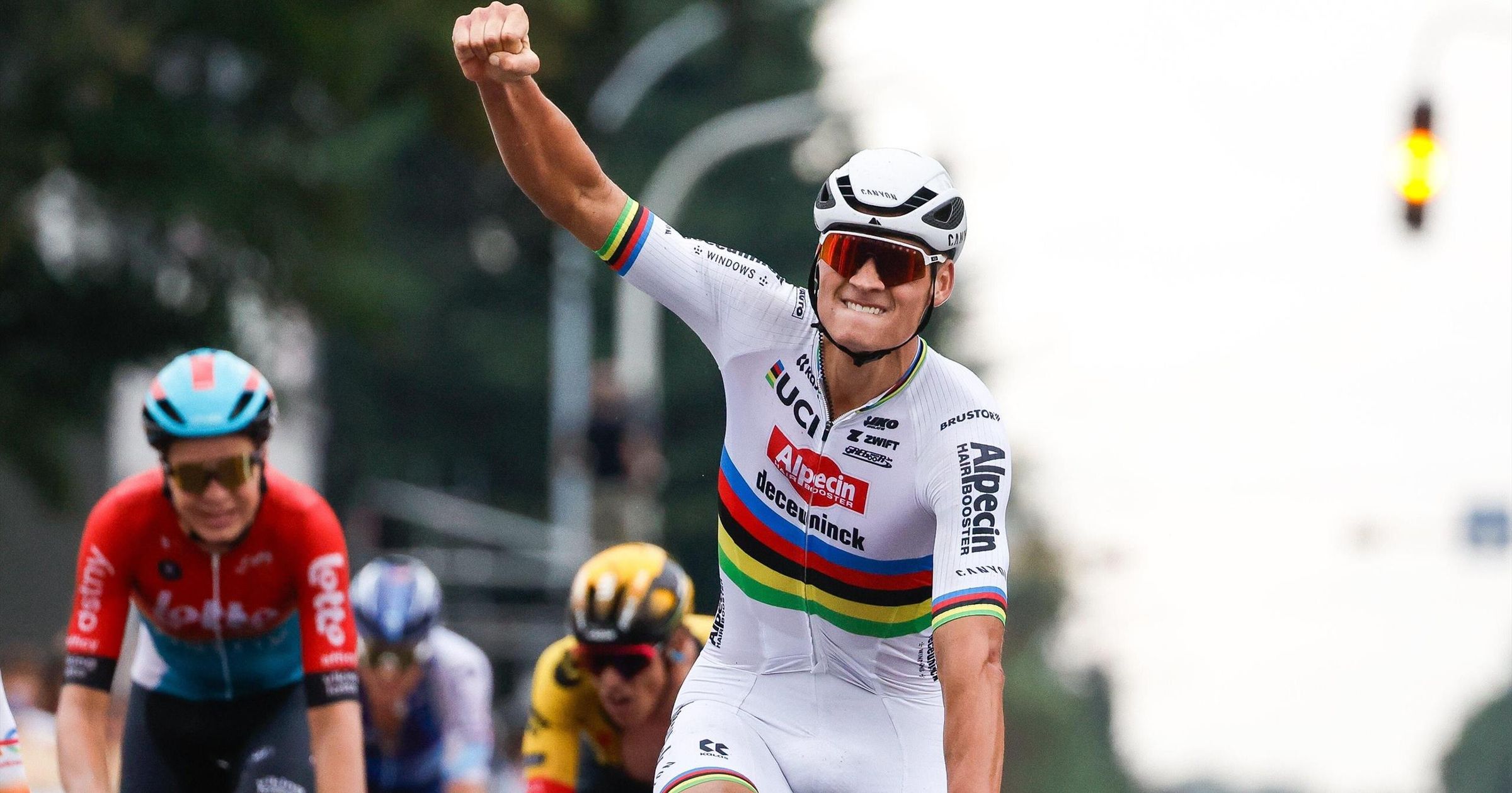 Wielrennen | Mathieu van der Poel sluit seizoen 2023 op de weg af en ...