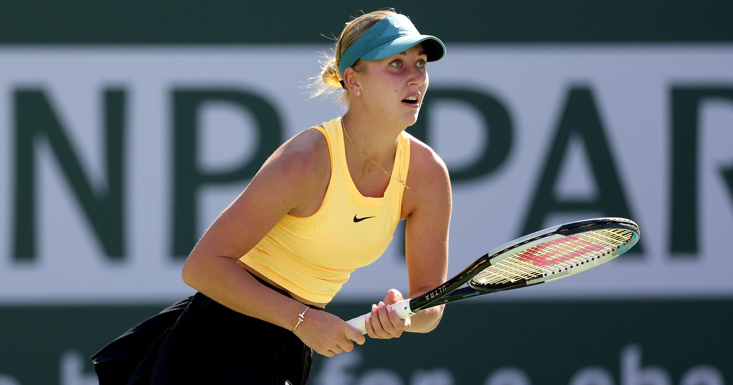 Anastasia Potapova läuft in Indian Wells mit Fußballtrikot von Spartak Moskau auf und wird von ...