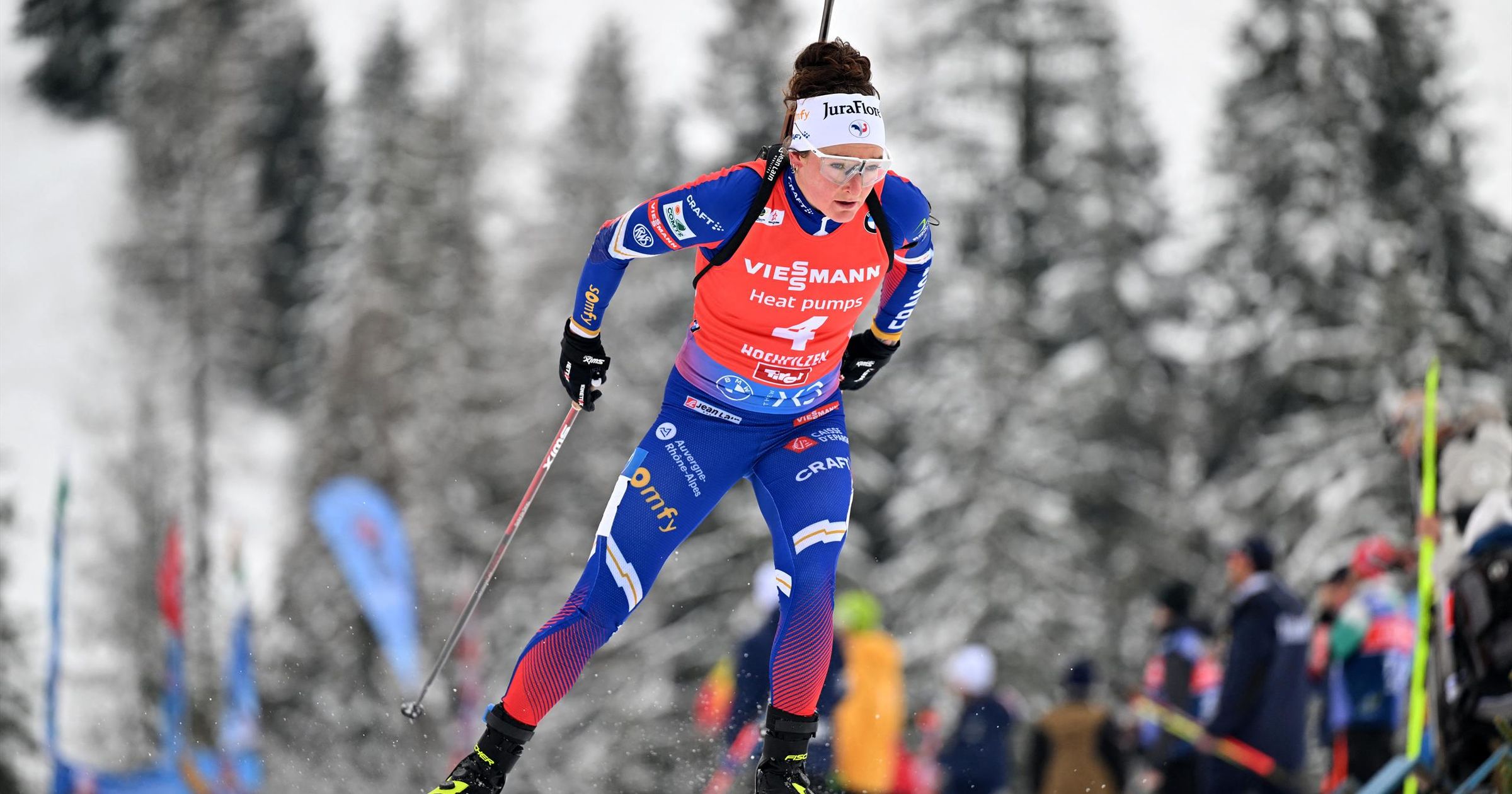 Seule au monde, l'arrivée de Lou Jeanmonnot à Hochfilzen en vidéo ...