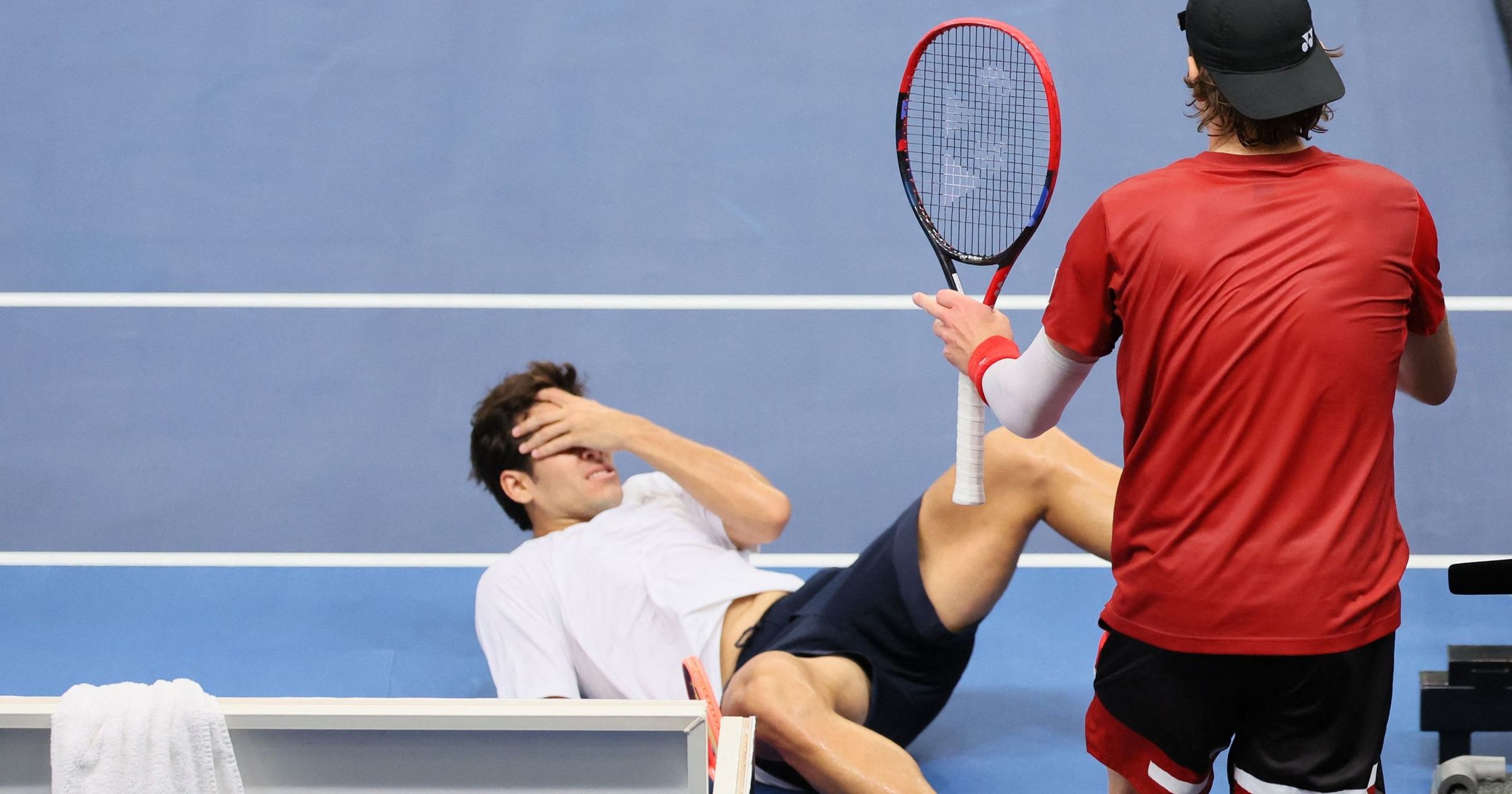Davis Cup: Zizou Bergs rempelt Christan Garín bei Seitenwechsel um ...