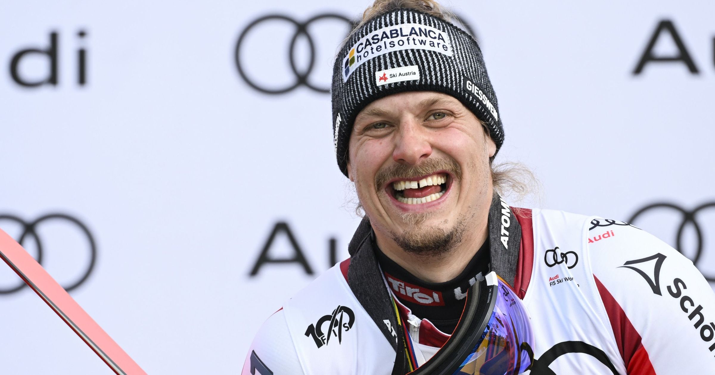 Manuel Feller heiratet in Schladming mit Zylinder und Gehstock und ...