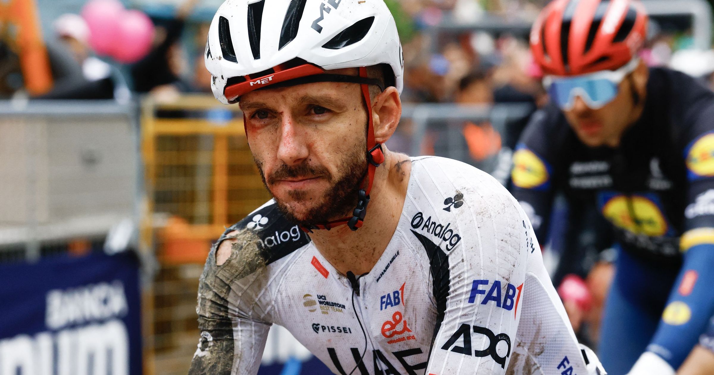 Flink wat botbreuken en hersenschuddingen na zware val in Giro d'Italia ...
