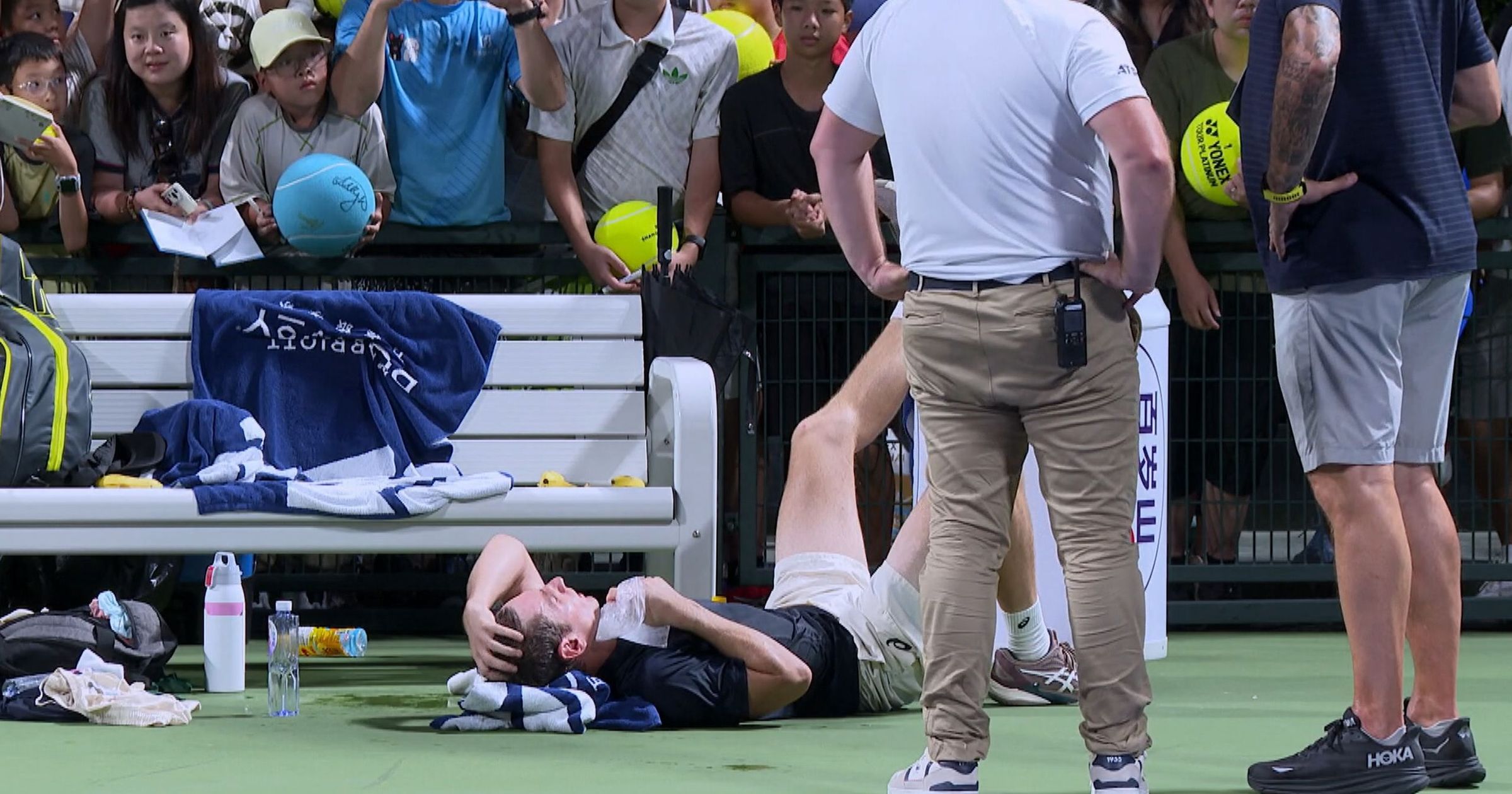 Resté étendu au sol après son succès face à Mariano Navone, Valentin ...