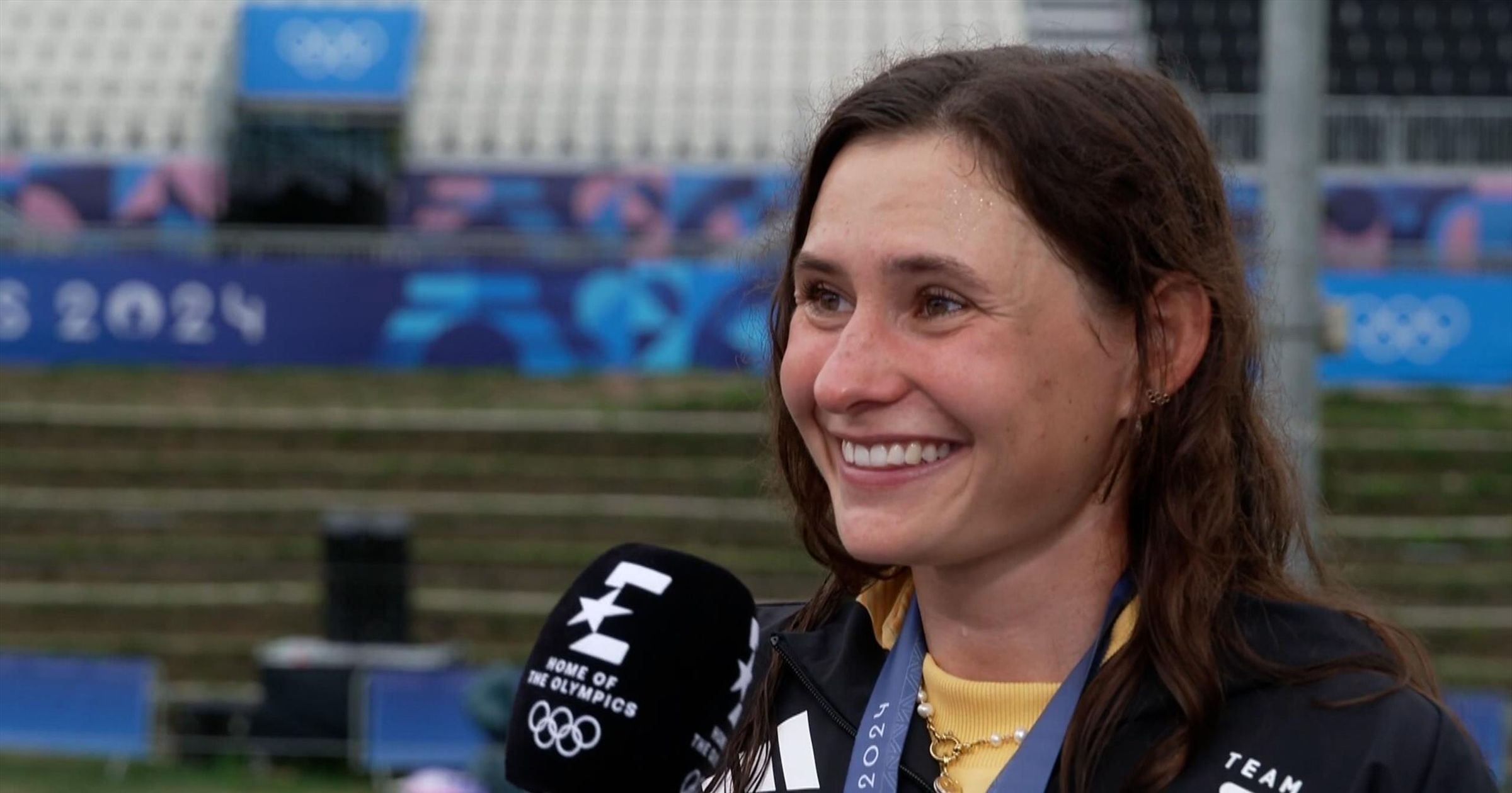 Olympia 2024 - Elena Lilik feiert ihre Silbermedaille im Kanu-Slalom ...