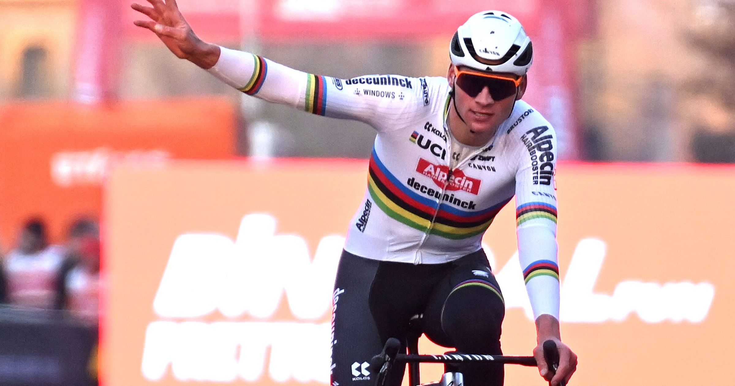 Matthieu van der Poel unwiderstehlich beim Cyclocross-Weltcup in Gavere ...