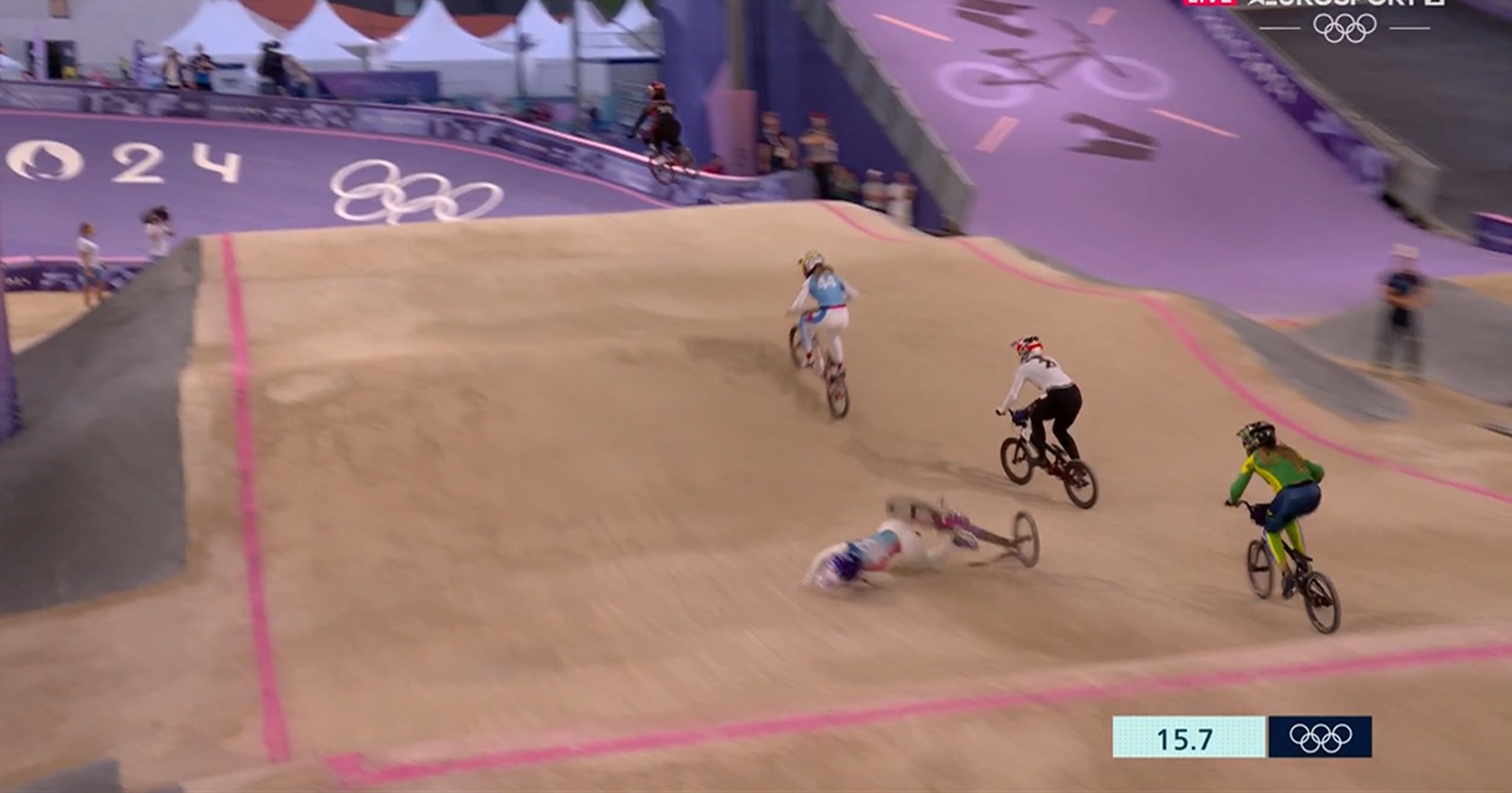 JO Paris 2024 | Un bon départ puis la chute pour Axelle Etienne en BMX - BMX video - Eurosport