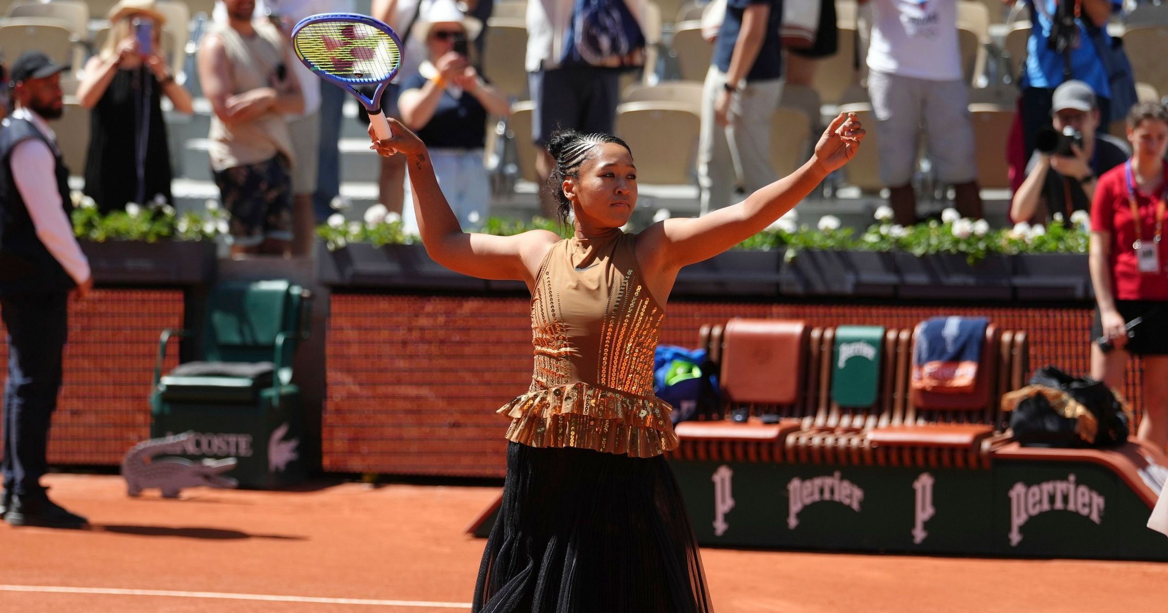 Naomi Osaka steelt de show op het gravel in Parijs met zwarte jurk én ...