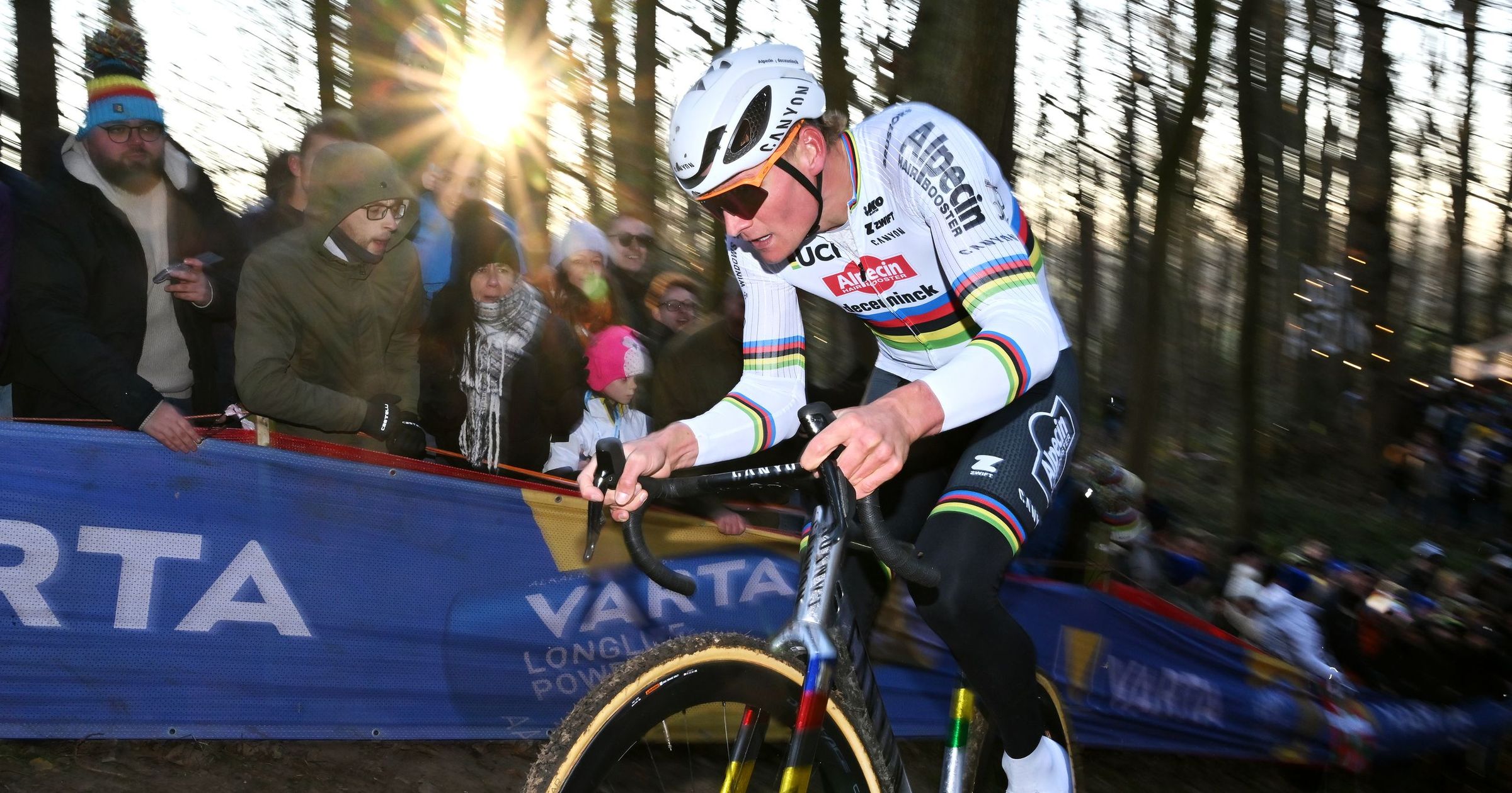 Quatrième victoire en quatre courses de Coupe du monde pour Mathieu Van ...