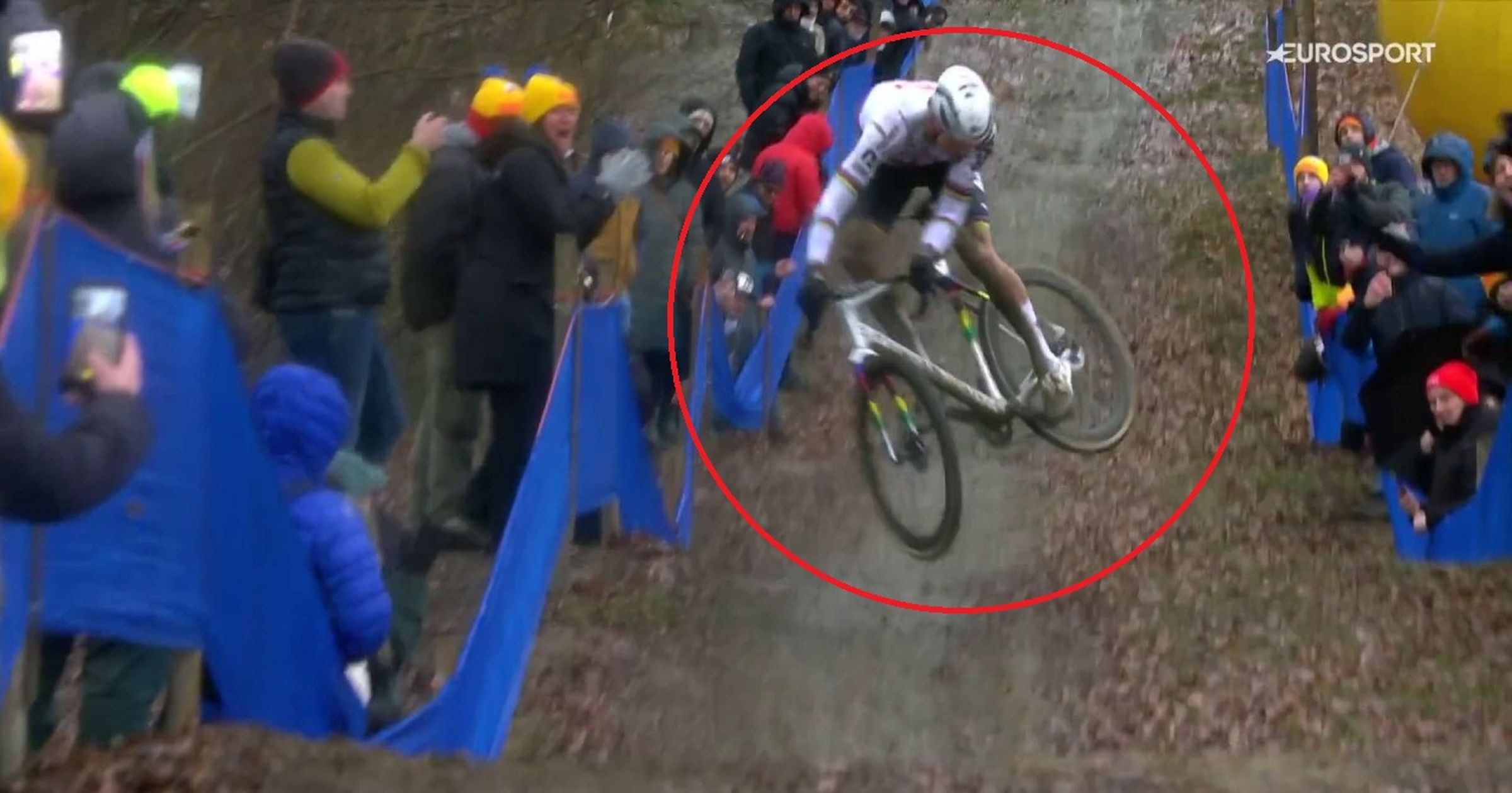 Mathieu van der Poel delizia il pubblico con un whip all'ultimo giro, durante il GP Sven Nys ...