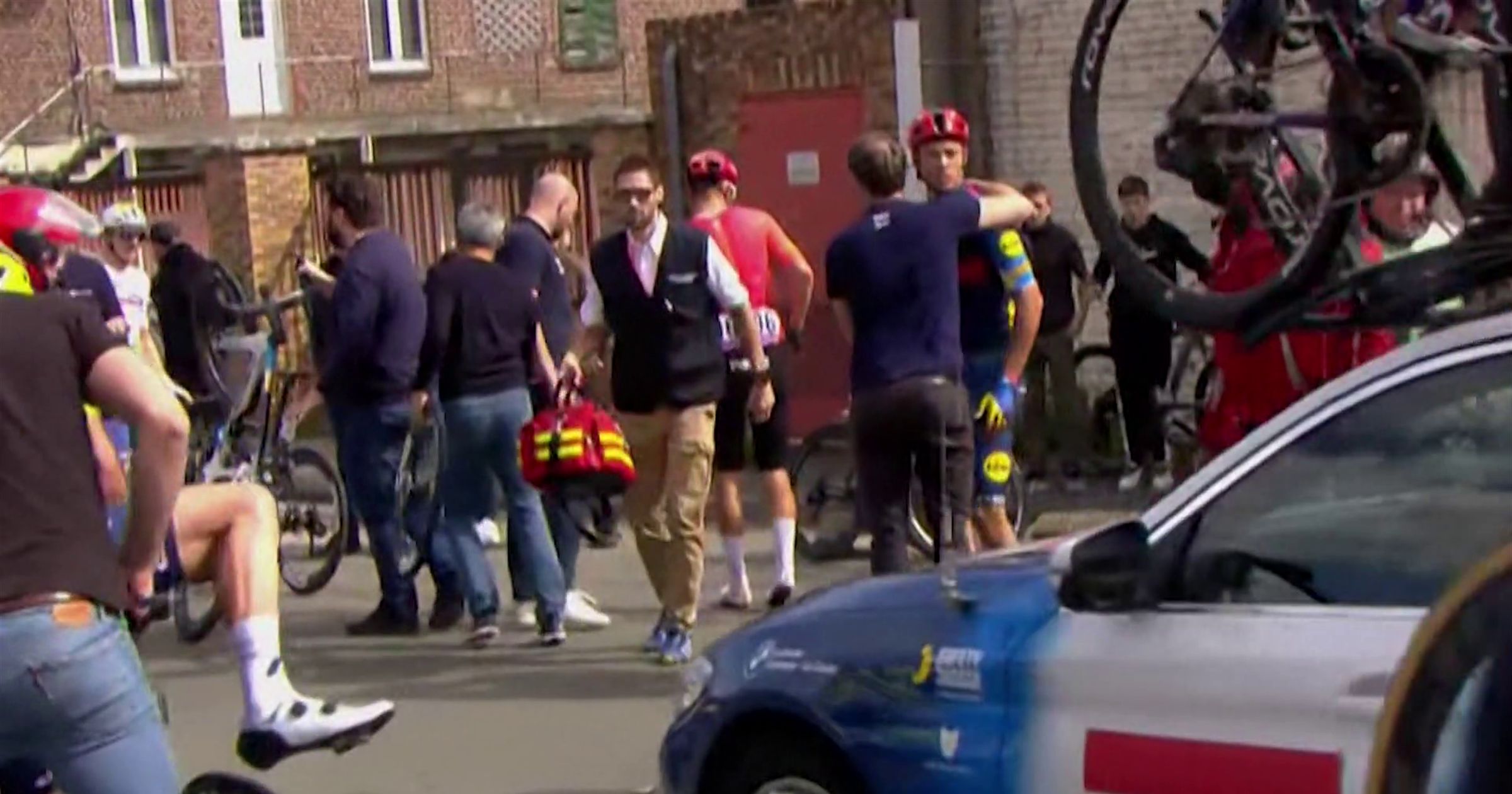 Paris - Roubaix: Frust pur bei Jonathan Milan nach Sturz: Italiener ...