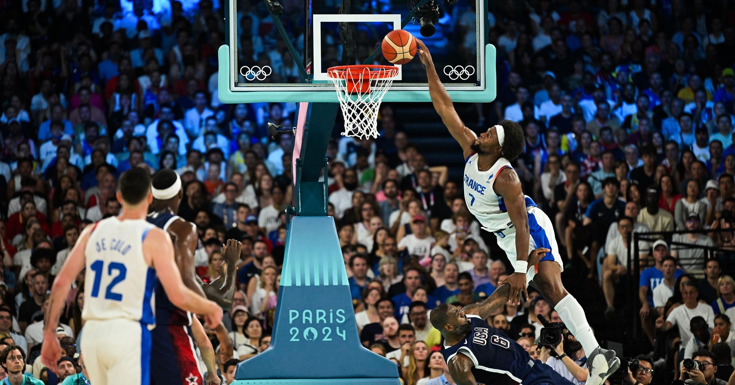Olympia 2024: Guerschon Yabusele mit dem Poster über LeBron James ...